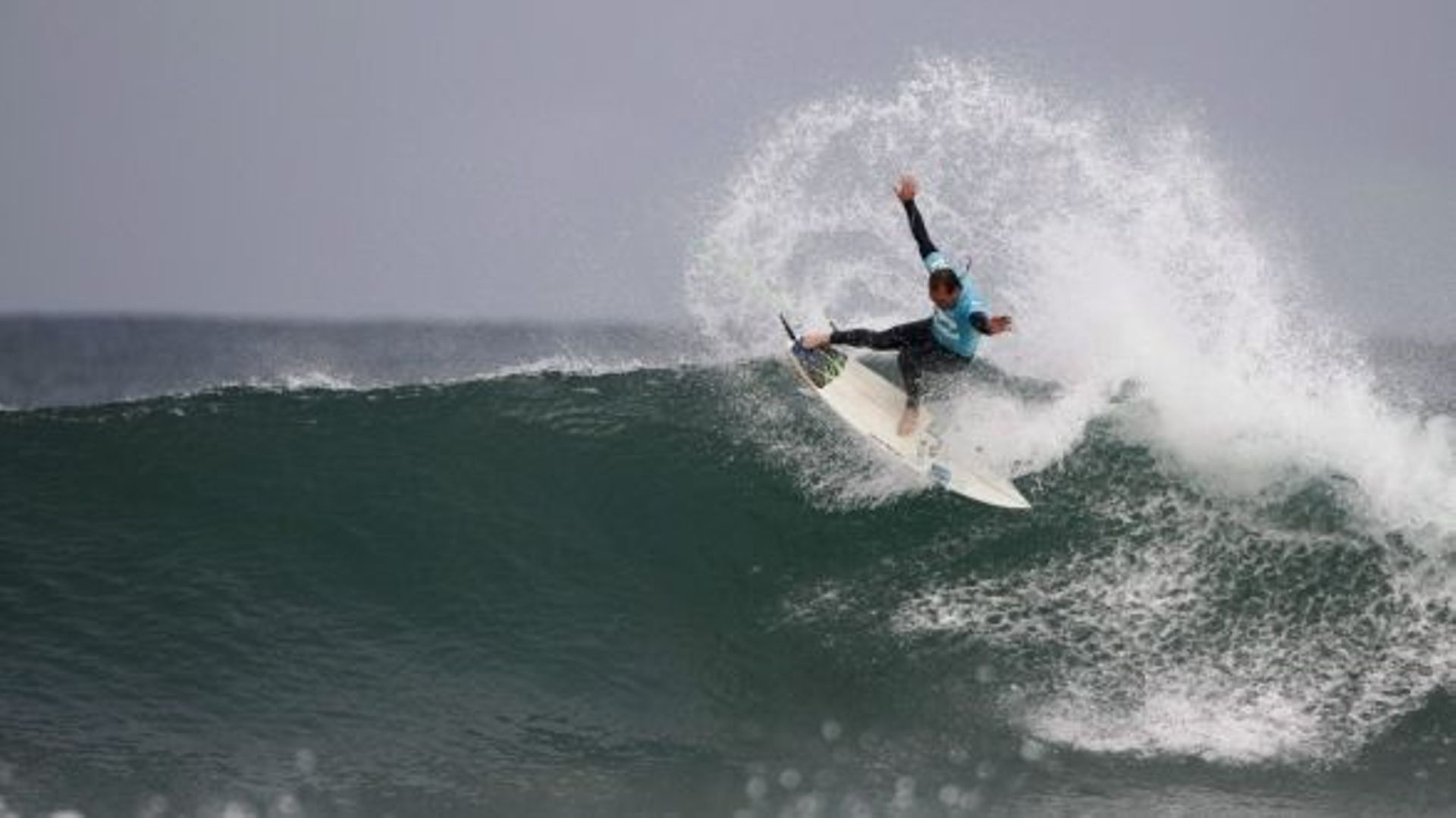 Un surfeur survit à l'attaque d'un requin après l'avoir frappé - RTBF Actus
