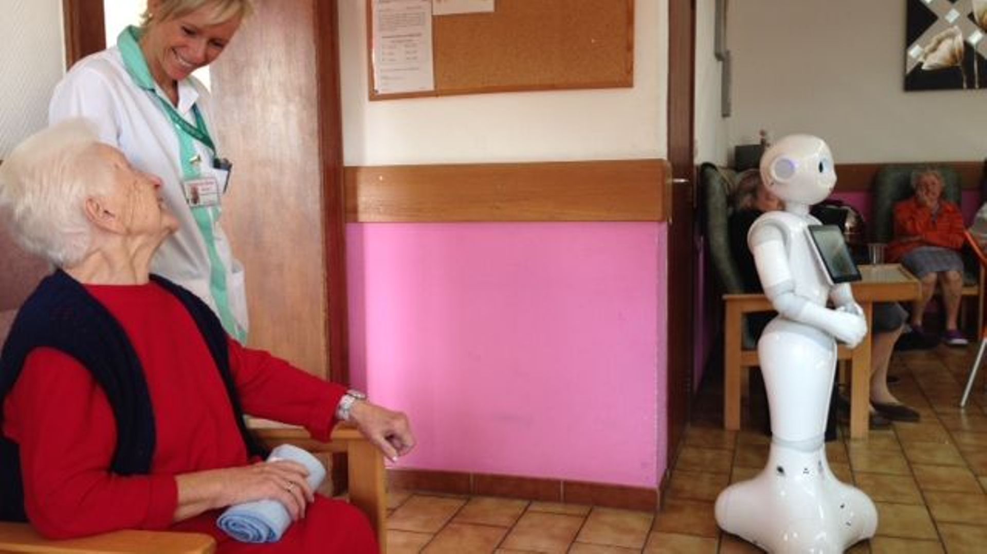 Tertre: Zora le robot au service des personnes âgées - RTBF Actus
