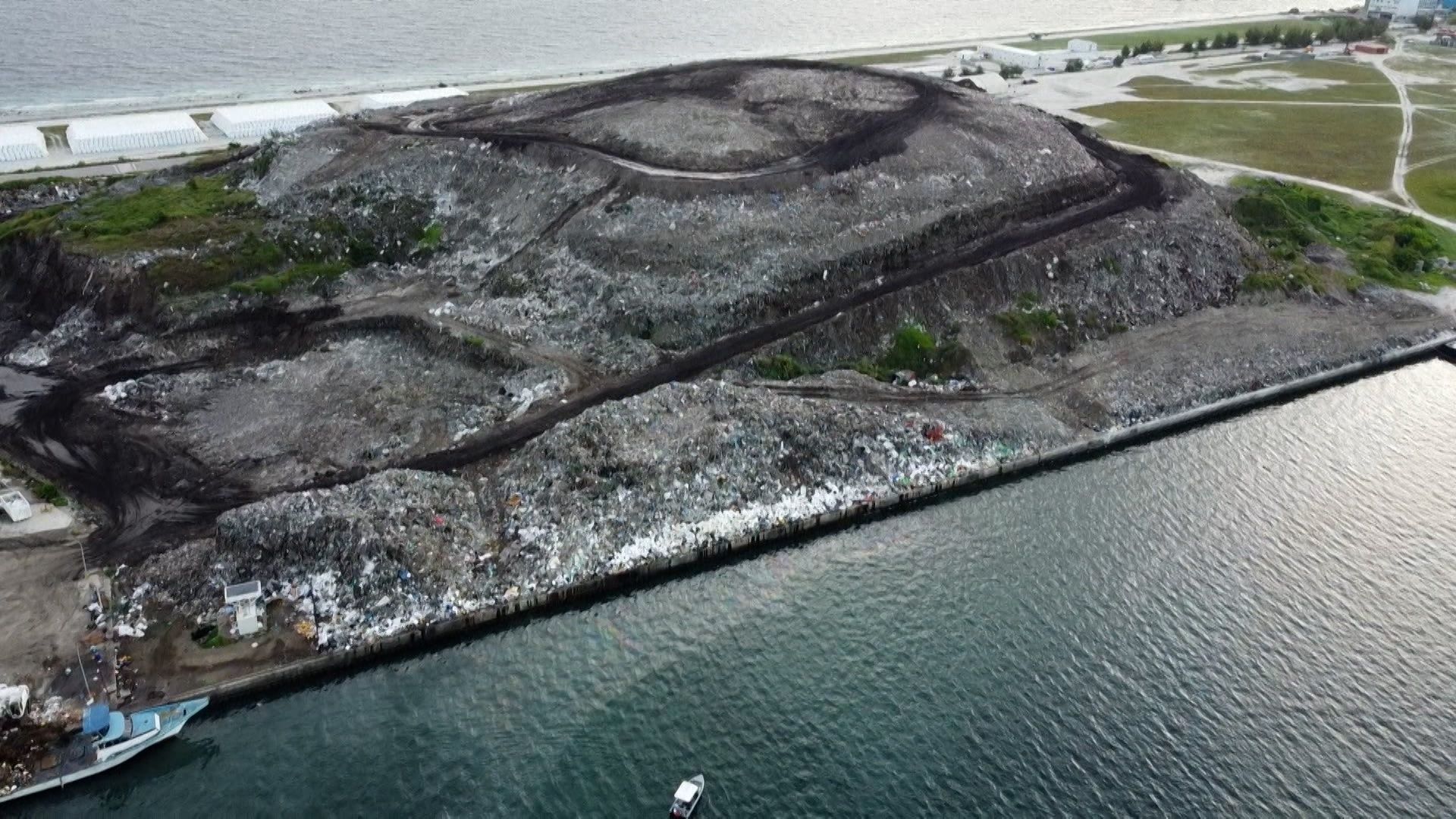 Thilafushi : l’île poubelle des Maldives - RTBF Actus