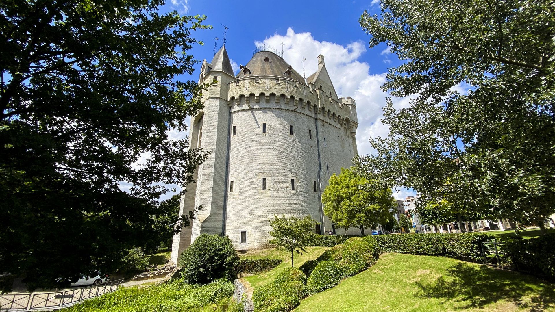 Les menuiseries et la toiture de la Porte de Hal seront bientôt ...
