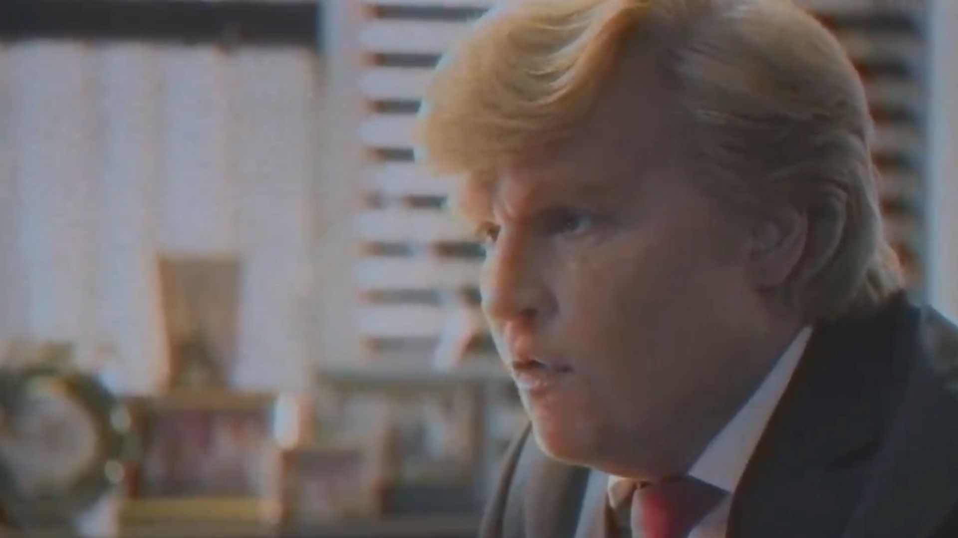 Johnny Depp joue Donald Trump dans un film parodique - RTBF Actus