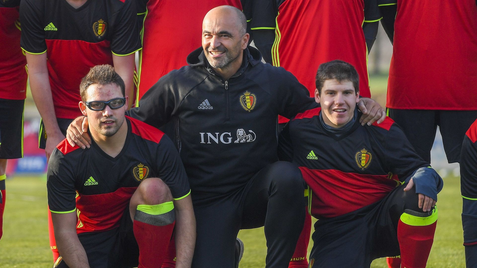 Roberto Martinez aux côtés des Special Devils et Flames - RTBF Actus