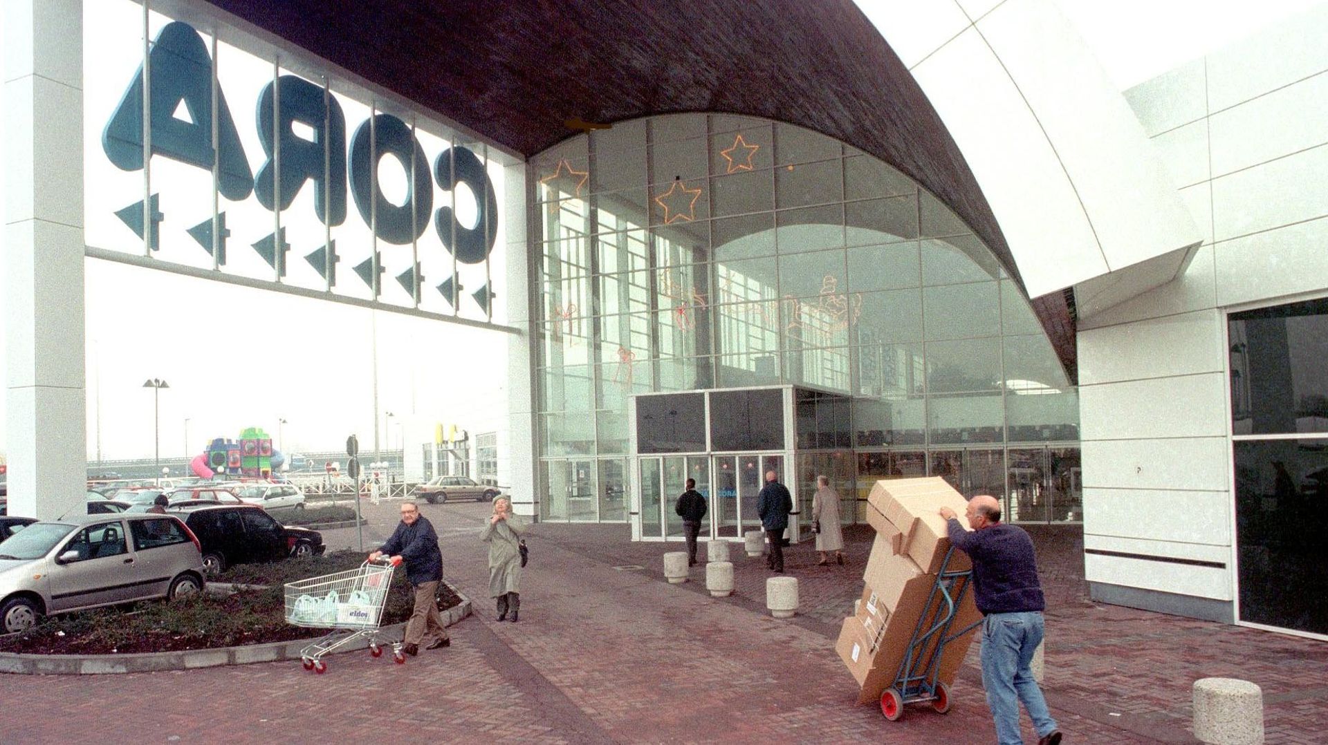 Hold-up au Cora d'Anderlecht: aucune victime, les armes étaient ...