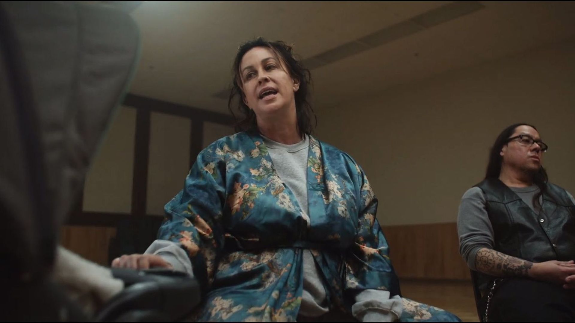 Dans un clip sans concessions pour elle-même, Alanis Morissette parle ...