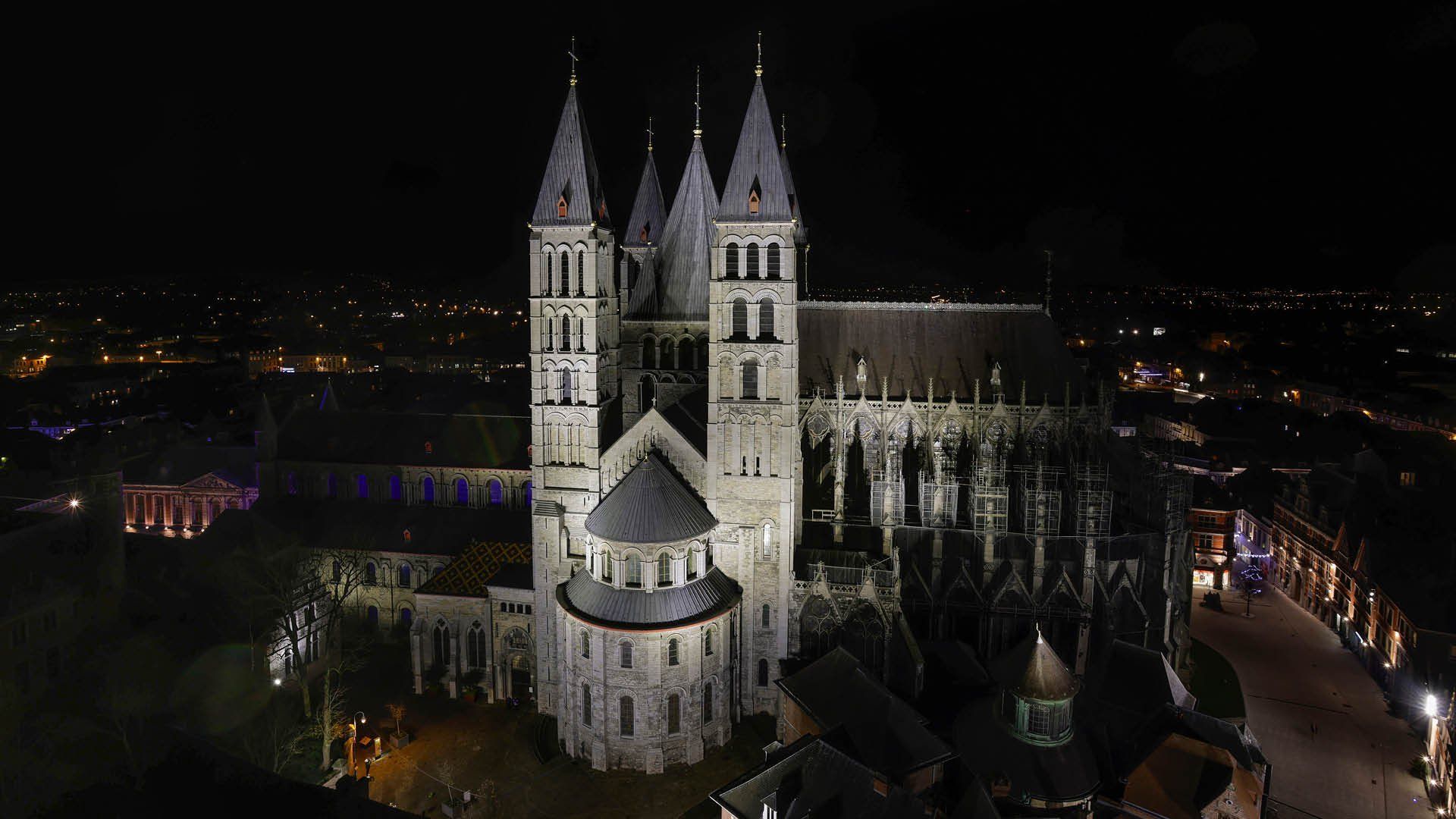 Découvrez la Cathédrale Notre-Dame de Tournai sous un angle féérique ...