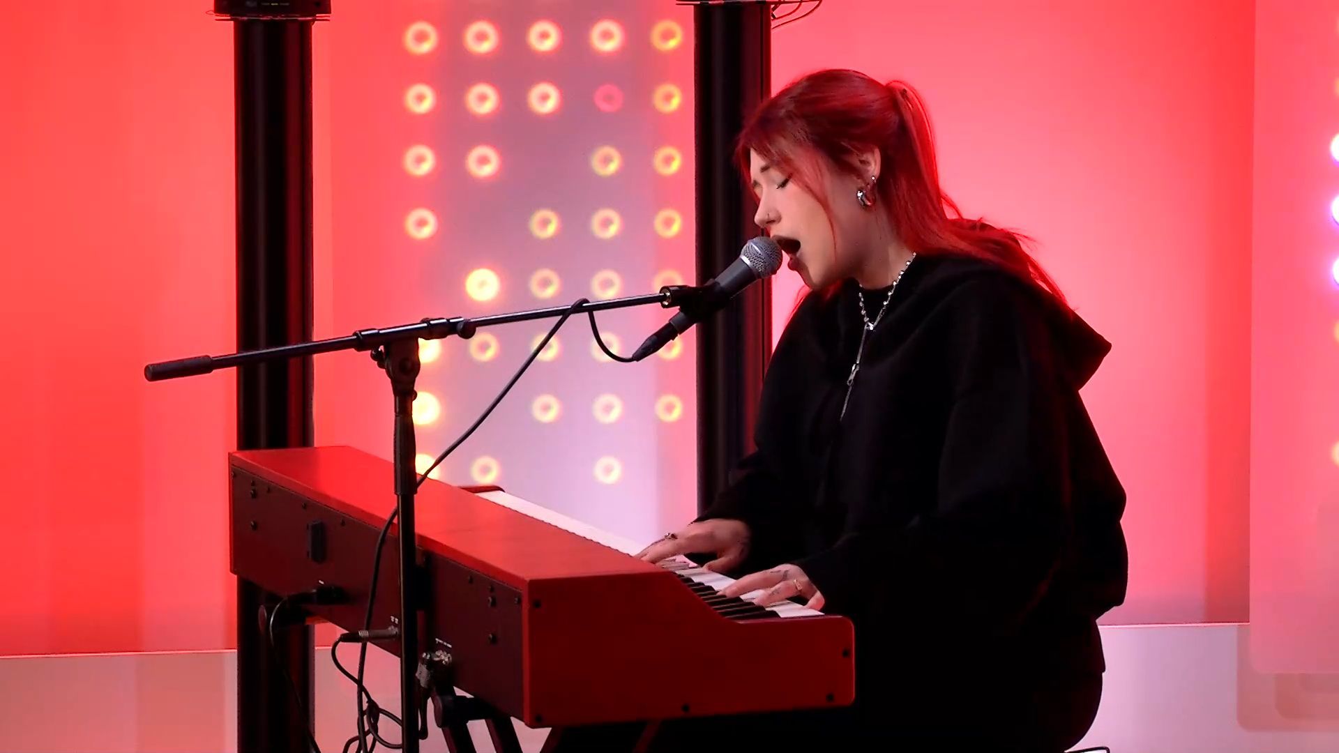 Linh interprète en live 'Je pense à vous', le single qui l’a propulsée ...