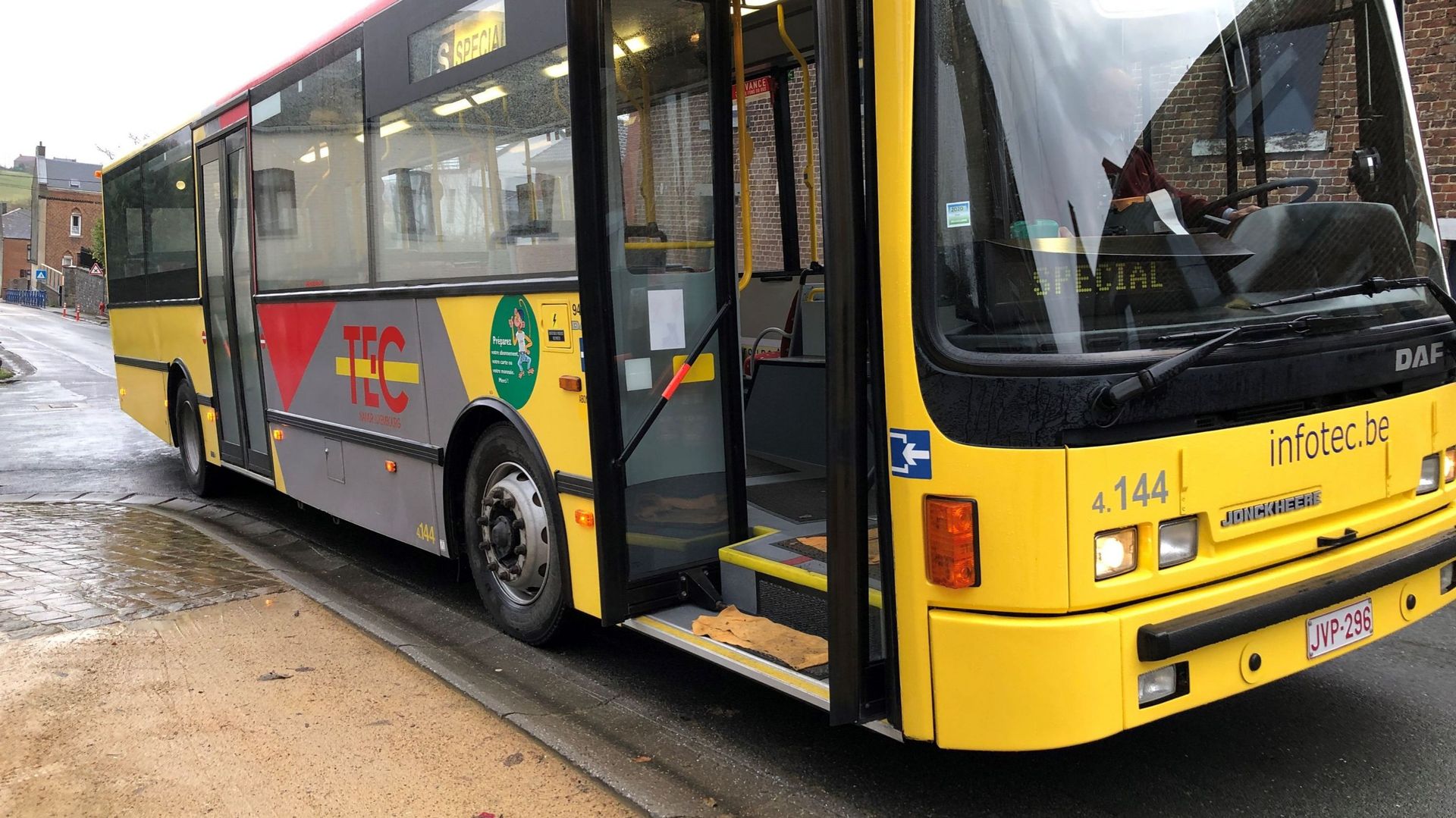 Namur : des passionnés rachètent un bus TEC avant qu'il ne soit détruit ...