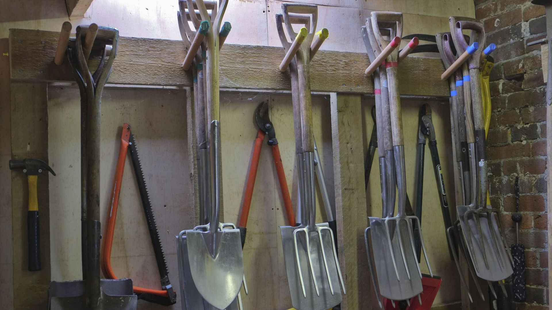 La bêche, un outil indispensable au jardin : conseils pour bien la ...