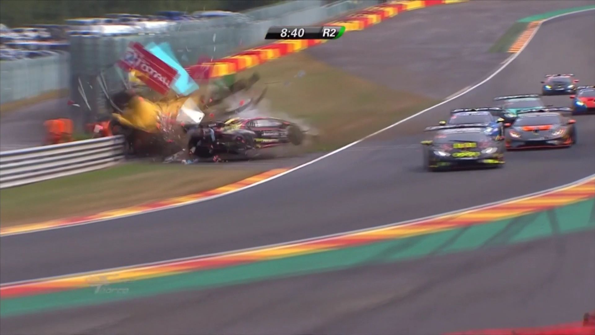 Crash impressionnant à Spa, un pilote et quatre commissaires blessés ...