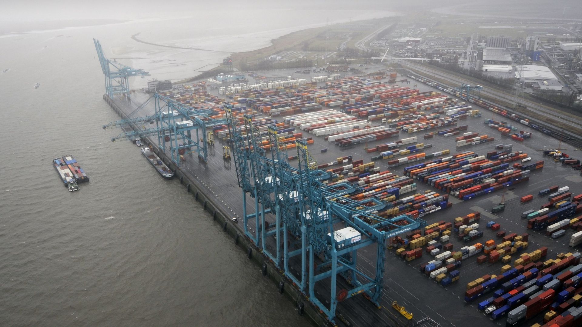 Un bateau coule au Port d'Anvers - RTBF Actus