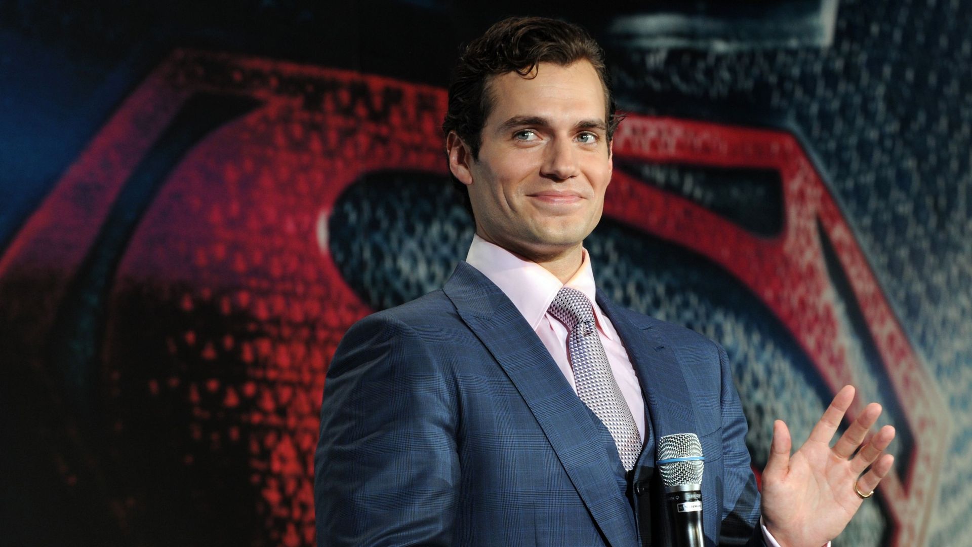 Henry Cavill troque le costume de Superman pour celui d'agent de la CIA ...