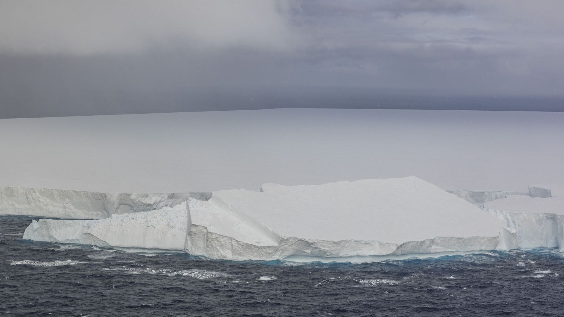 Le plus grand iceberg du monde s’immobilise près d’une île riche en ...