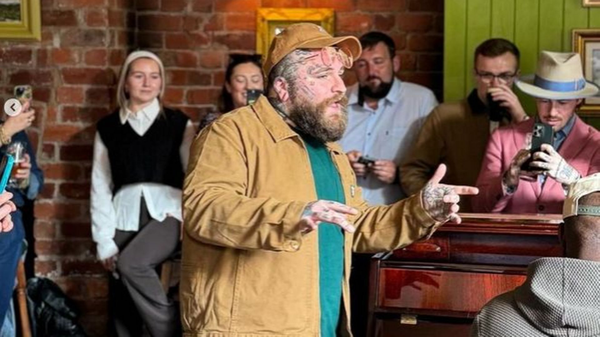 Regardez Teddy Swims débarquer dans un pub irlandais pour y chanter son ...
