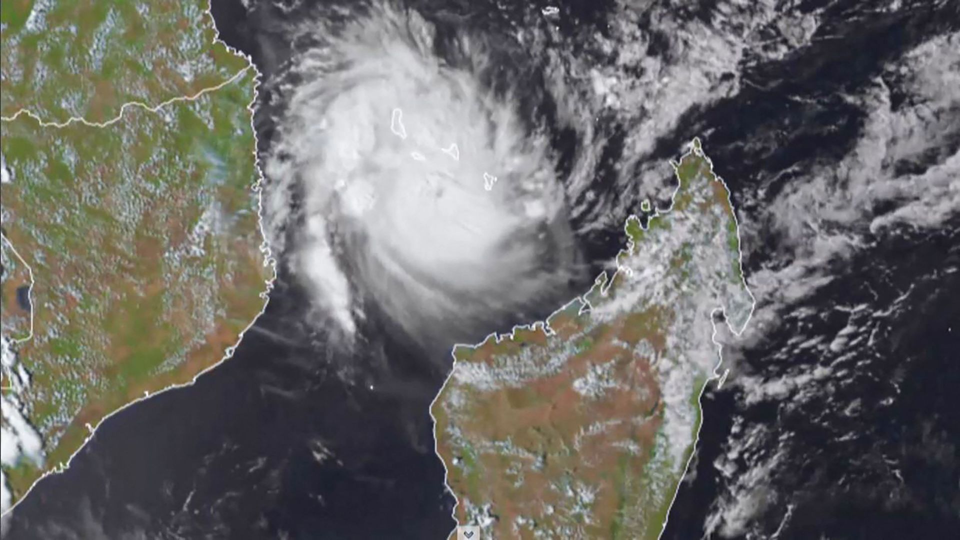 L’île française de La Réunion en alerte rouge à l’approche du cyclone ...