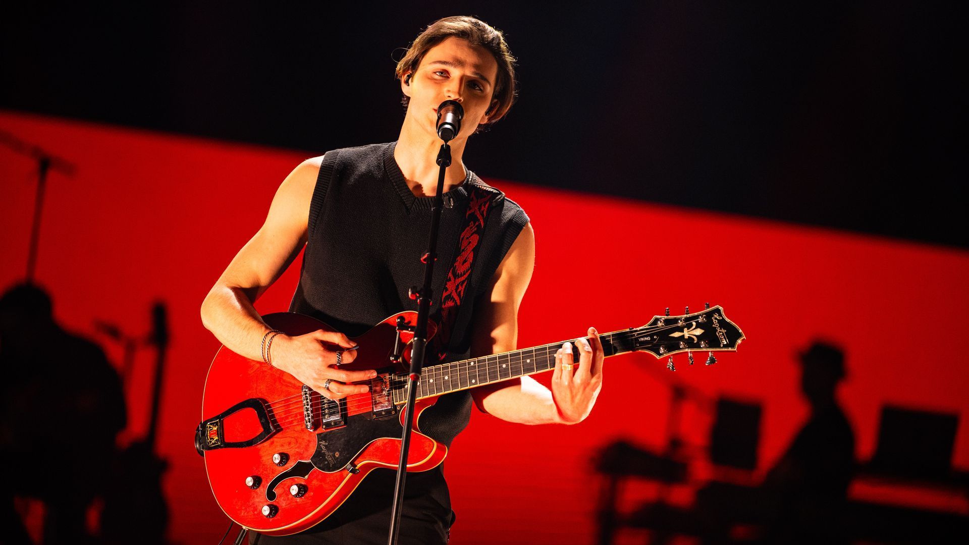 Jasper offre un moment envoûtant avec sa guitare lors du troisième live ...
