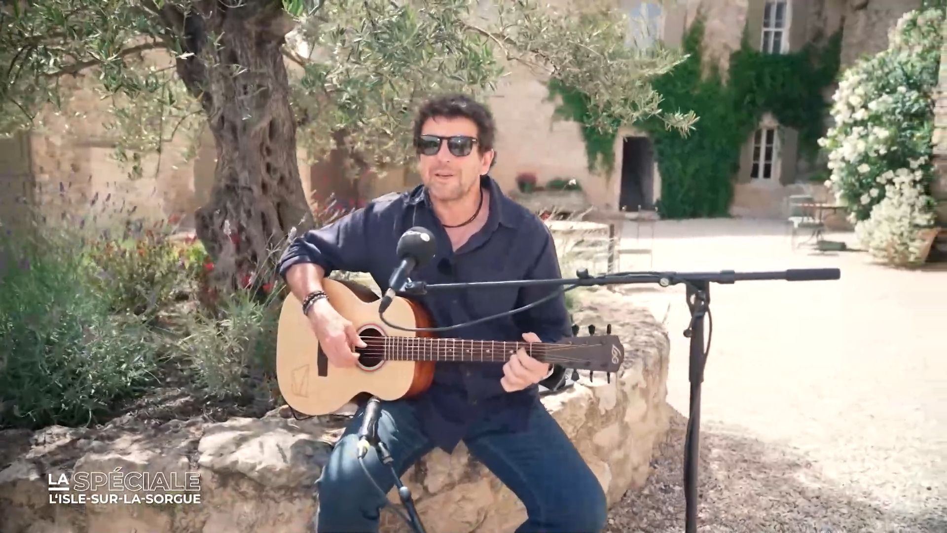 Patrick Bruel nous offre des prestations live exceptionnelles chez lui, à L’Isle-sur-la-Sorgue ...