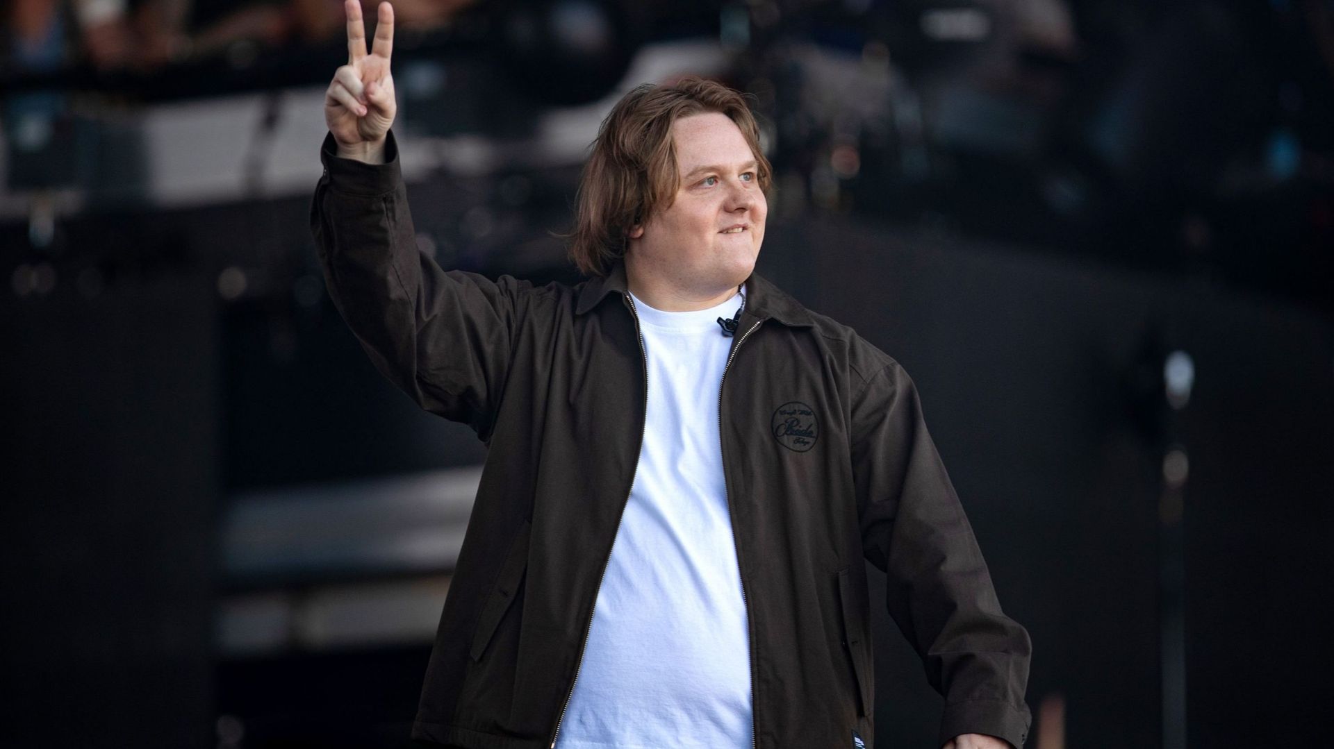 Après deux ans d’absence, Lewis Capaldi remonte sur scène pour un ...