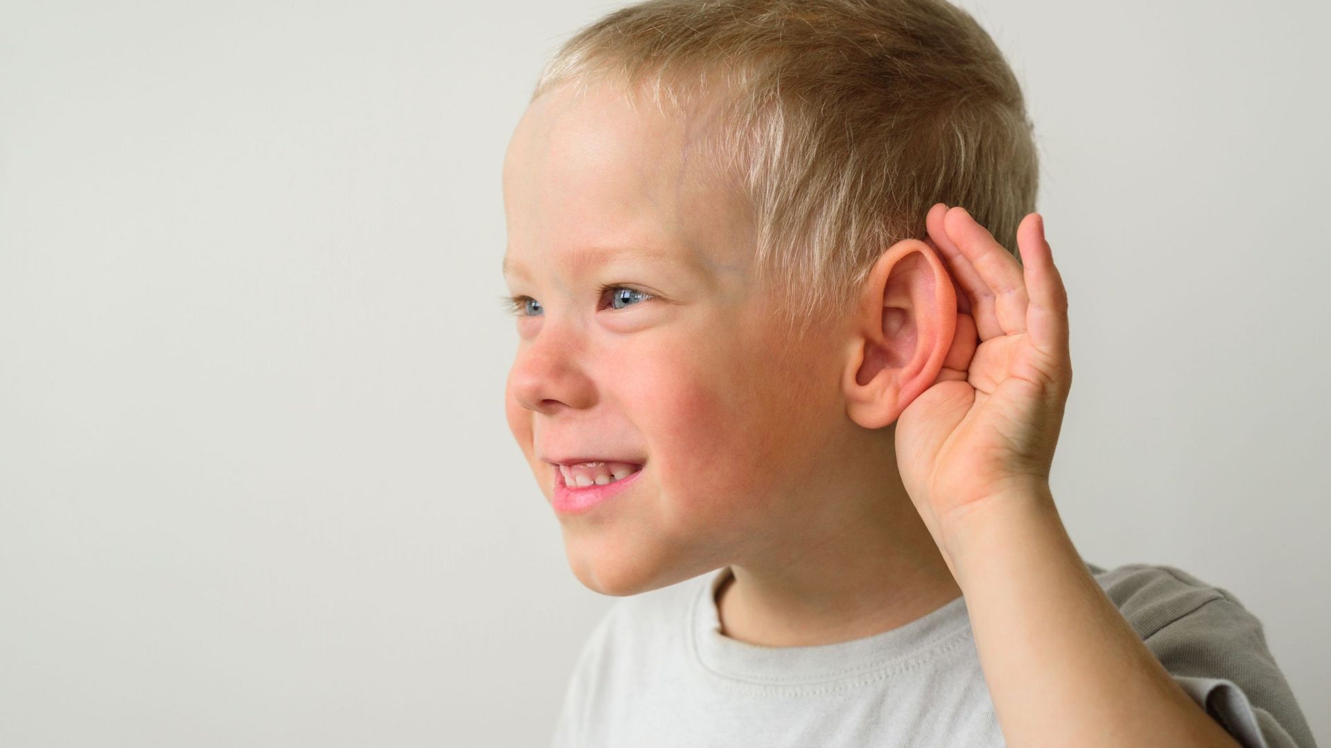 Grâce à la technologie, un enfant malentendant retrouve l'ouïe tout ...