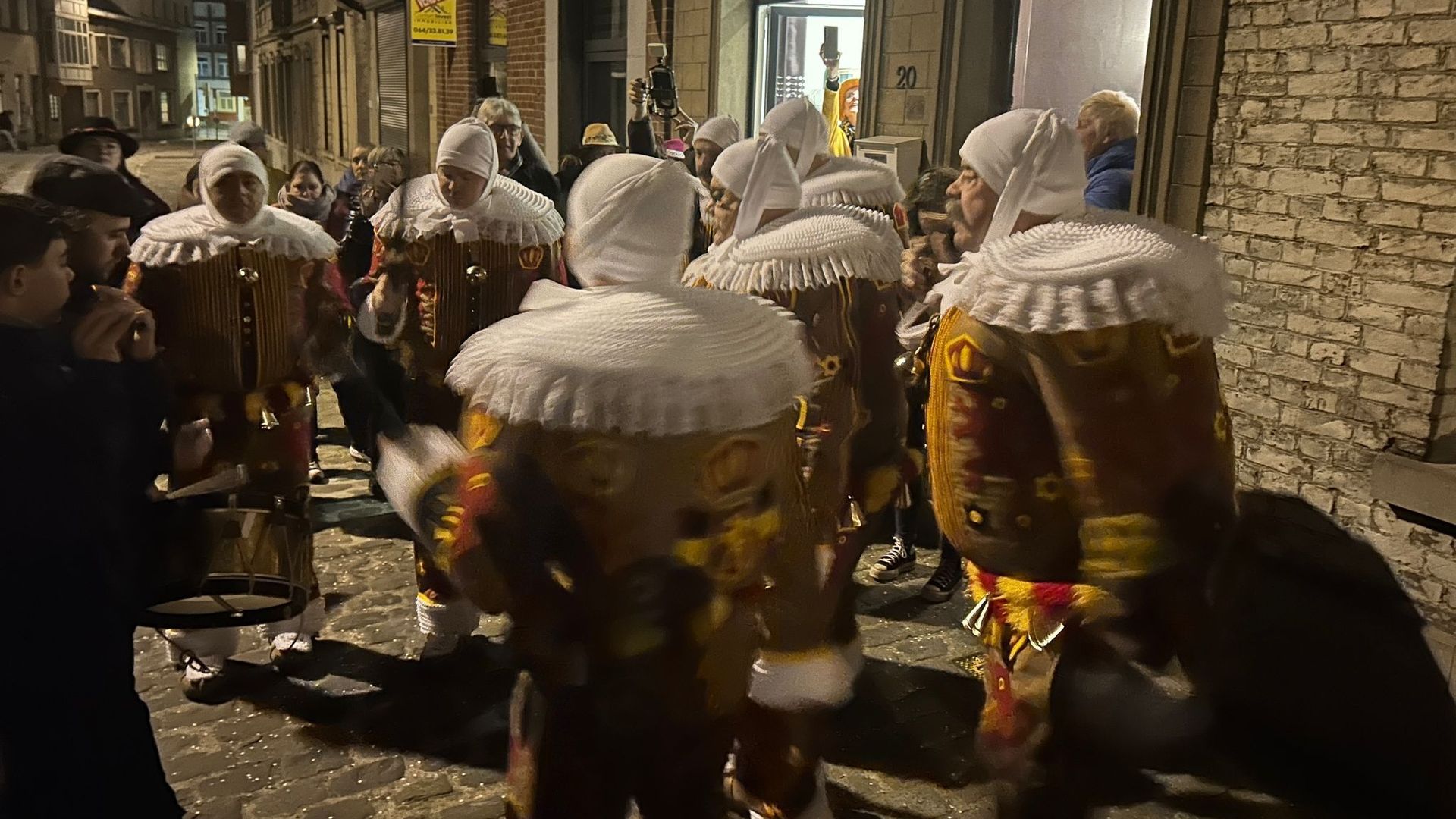 Carnaval de Binche : les Gilles ont sorti leurs chapeaux de plumes sous ...