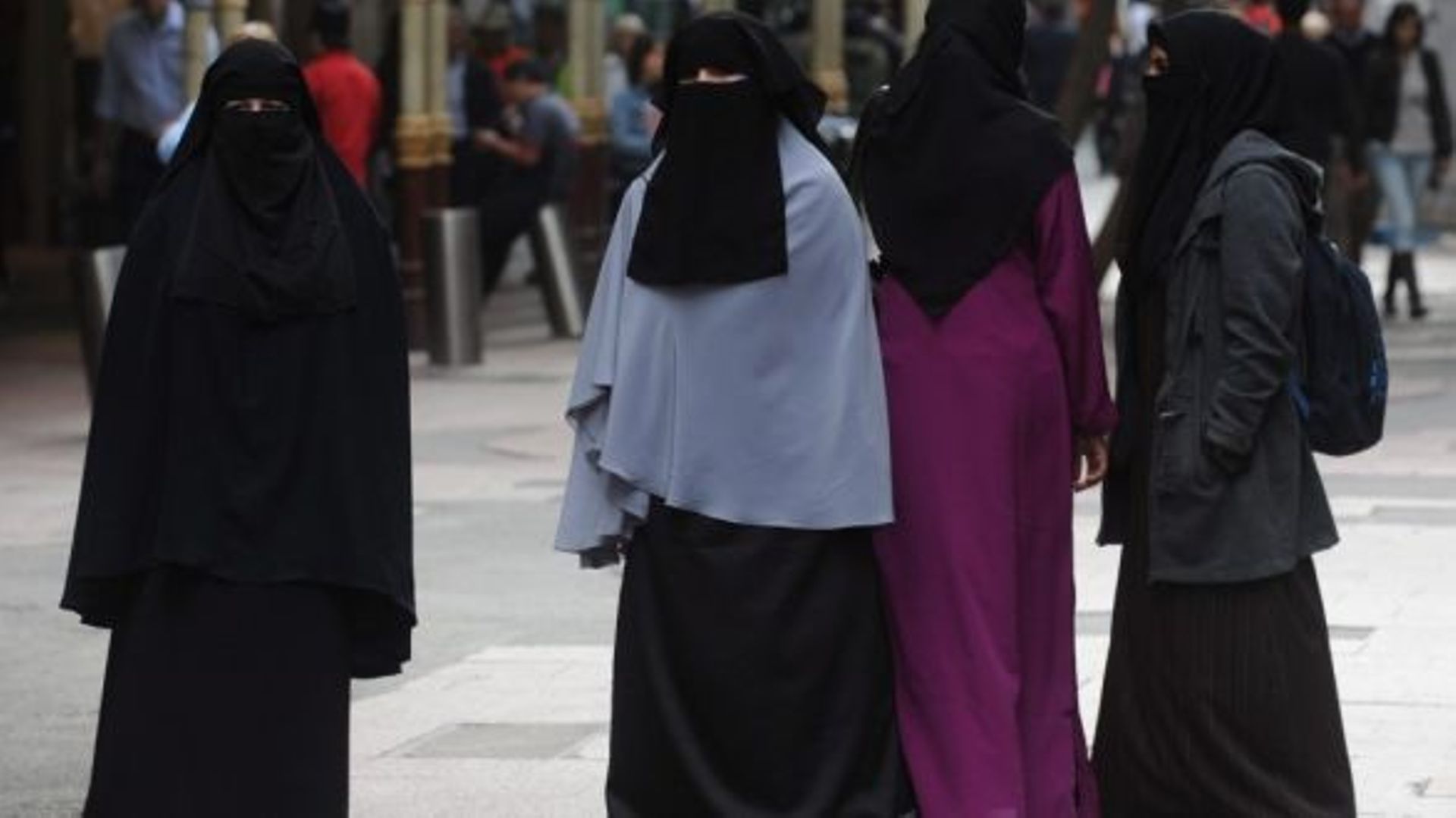 La manif contre l'interdiction de la burqa interdite - RTBF Actus