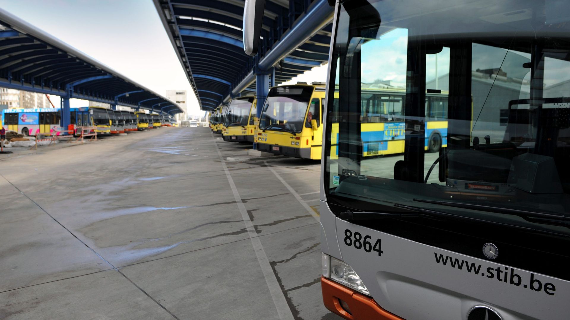 Une soixantaine de bus de la Stib traînent au dépôt de Haren - rtbf.be