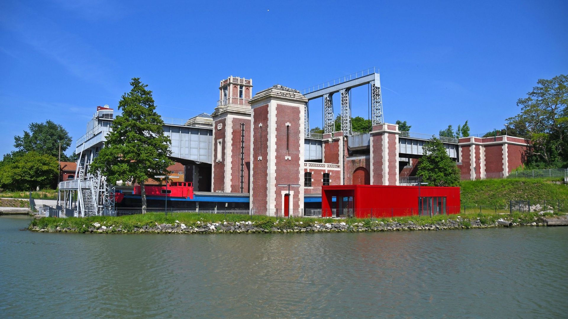 Tourisme : Les ascenseurs à bateaux d’Arques en France, un chef-d’œuvre ...