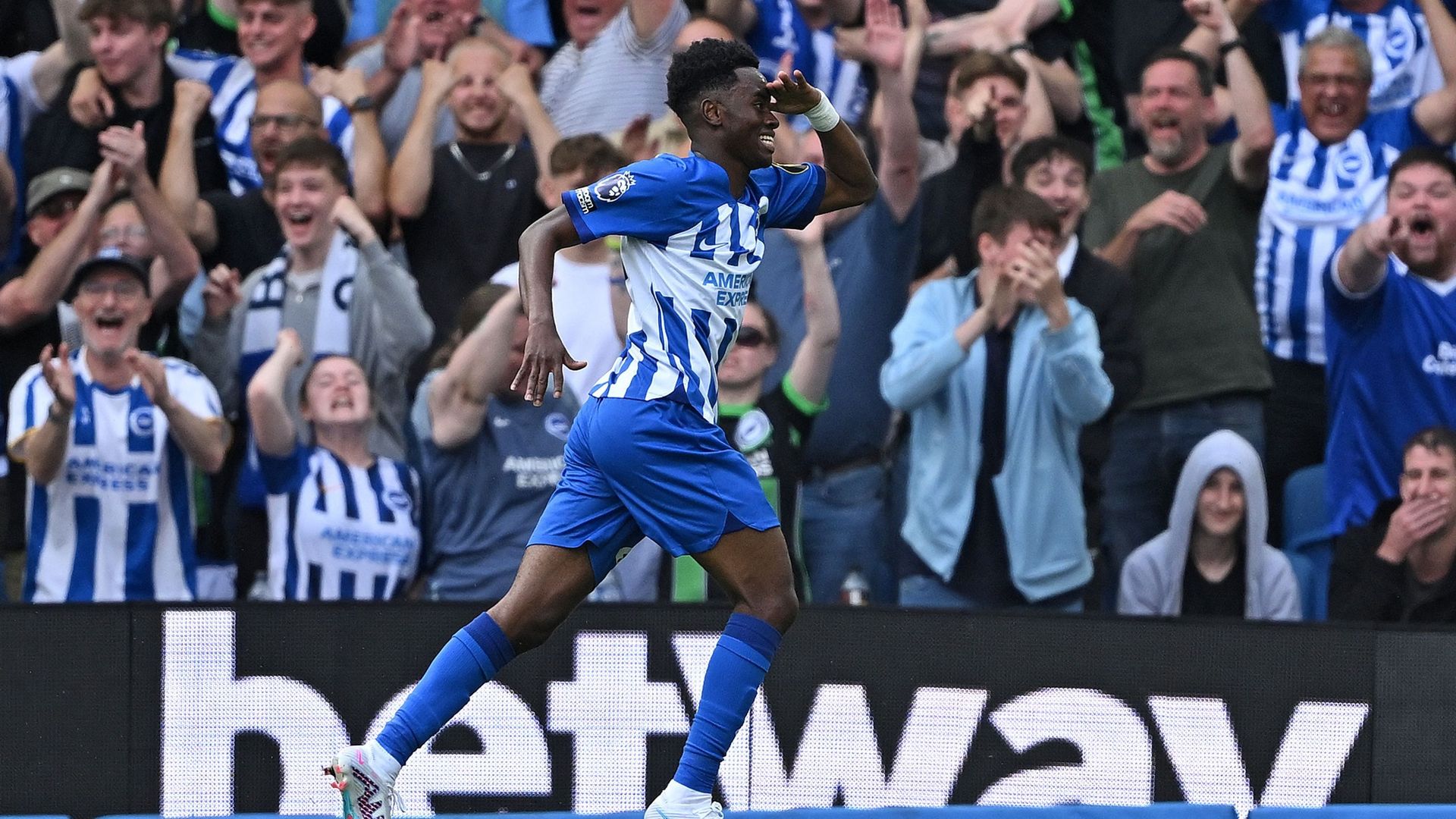 Simon Adingra adapts rather well to the Premier League: a slalom and a ...