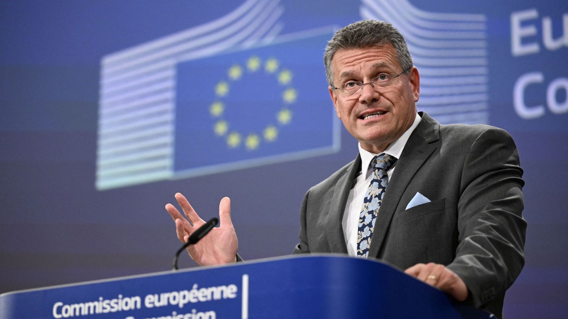 Trump menace le Brésil et l’Inde notamment, de droits de douane 'à 100%', et rencontre le ...