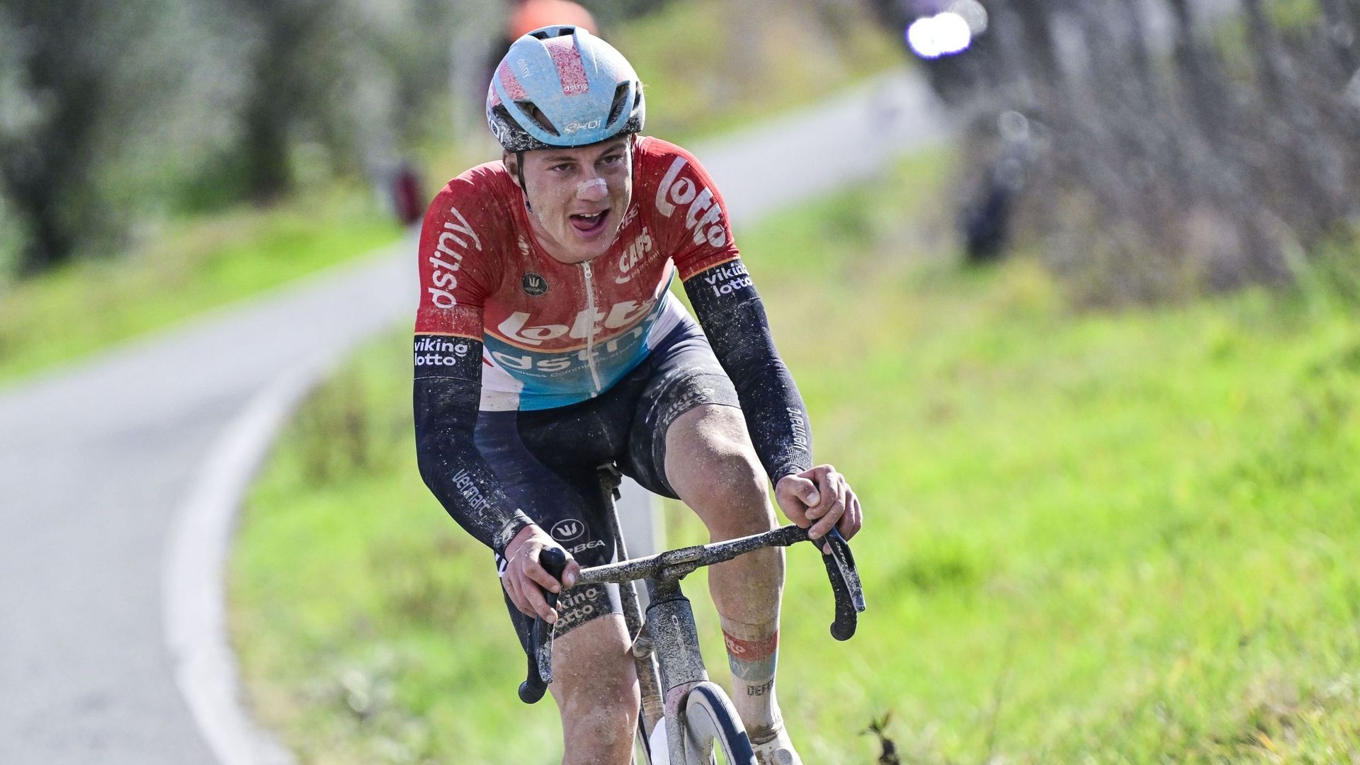 Strade Bianche : l’extraterrestre Tadej Pogacar vainqueur après 81km de solo, Van Gils épatant ...