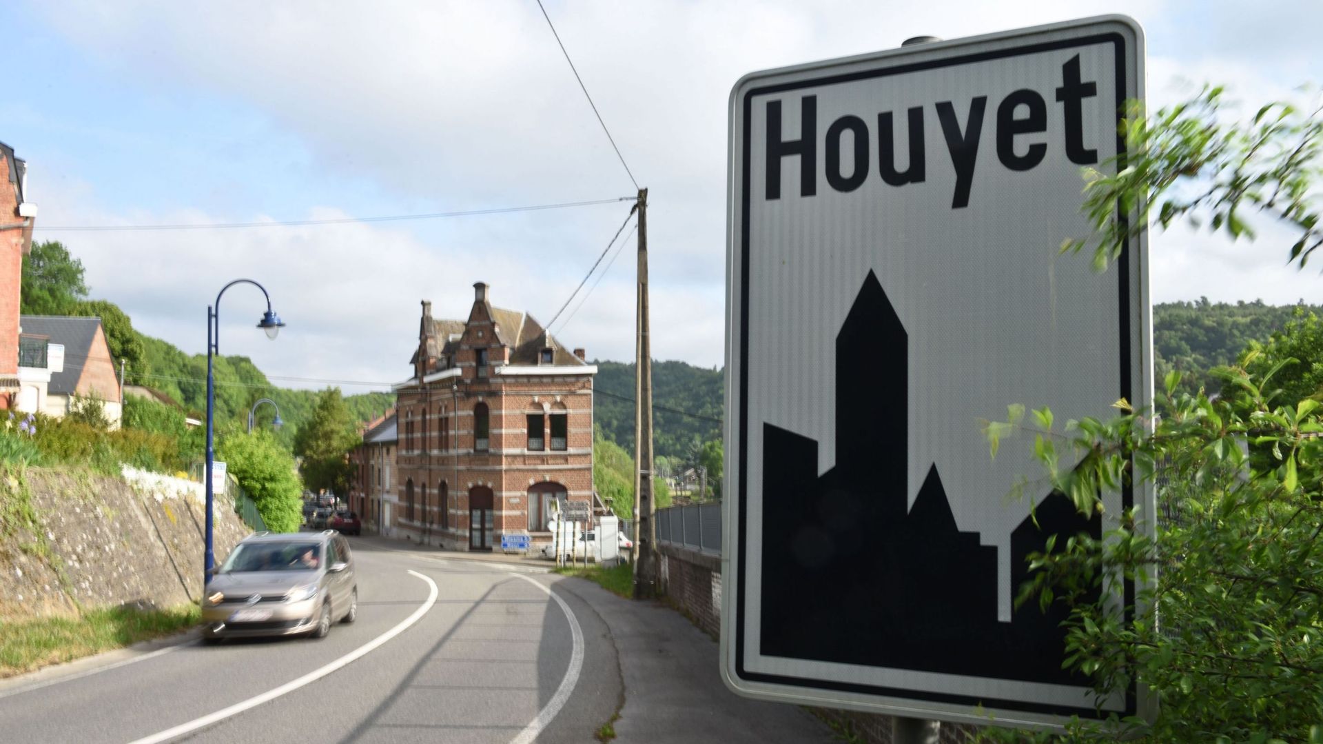 Houyet : un hangar agricole de 1200m² en feu à Custinne - RTBF Actus