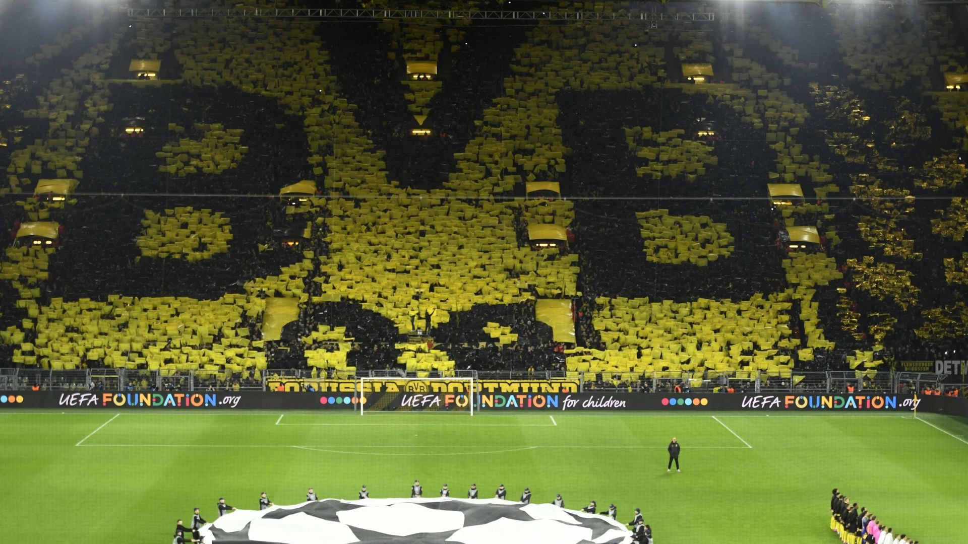Les supporters de Dortmund nous gratifient à nouveau d'un tifo ...