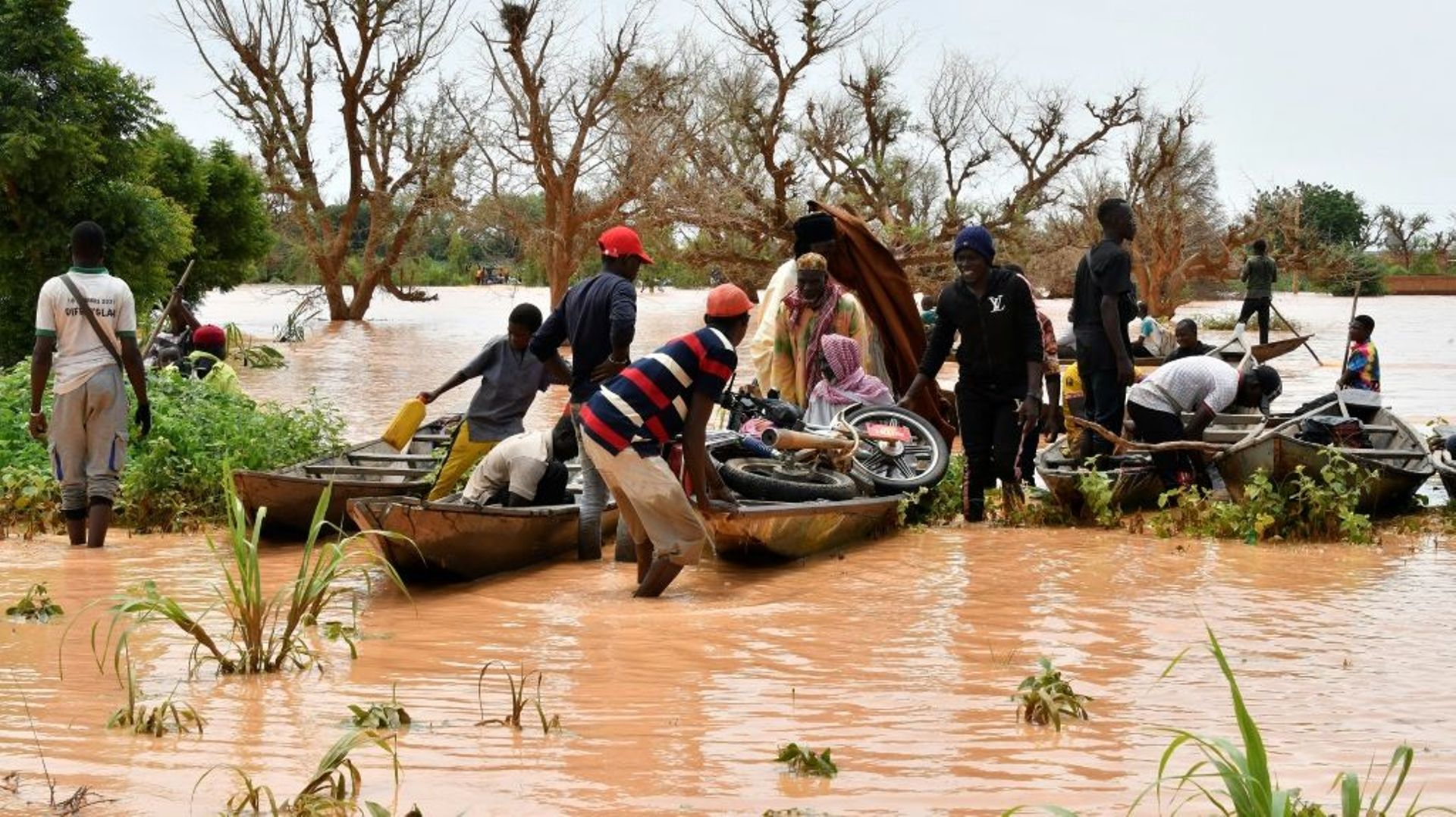 Au Niger, la capitale Niamey encerclée par les eaux - RTBF Actus