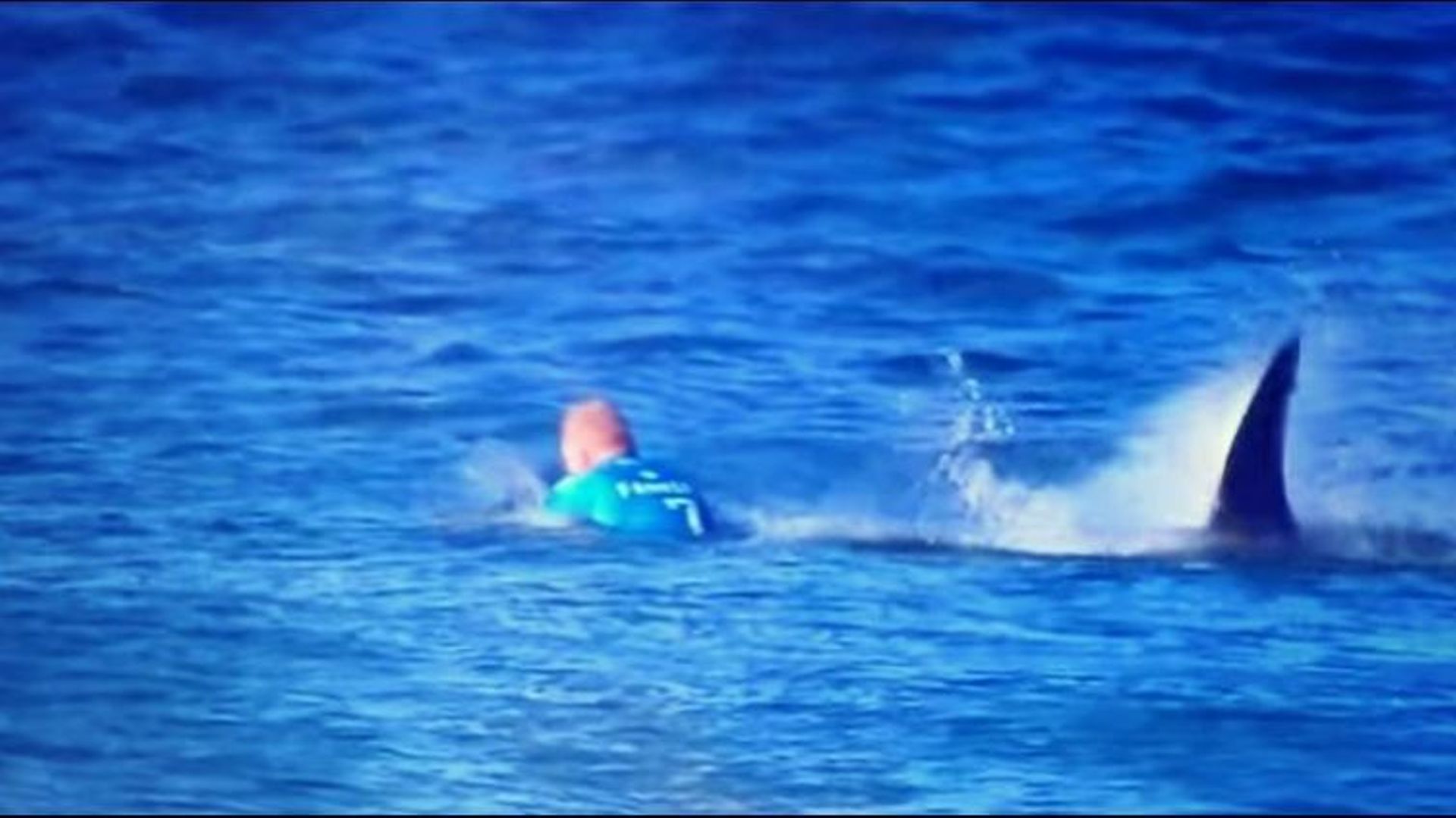 Le surfeur Mick Fanning attaqué par un requin en compétition - RTBF Actus