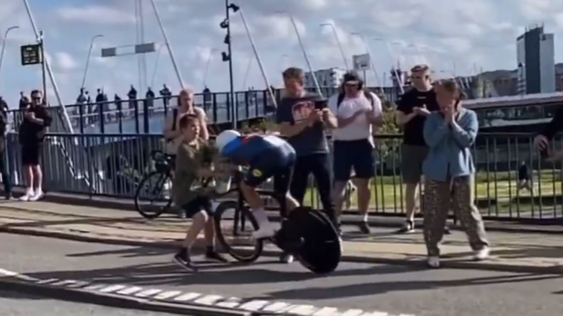 Frayeur au Danemark : Mads Pedersen percute un enfant lors du ...
