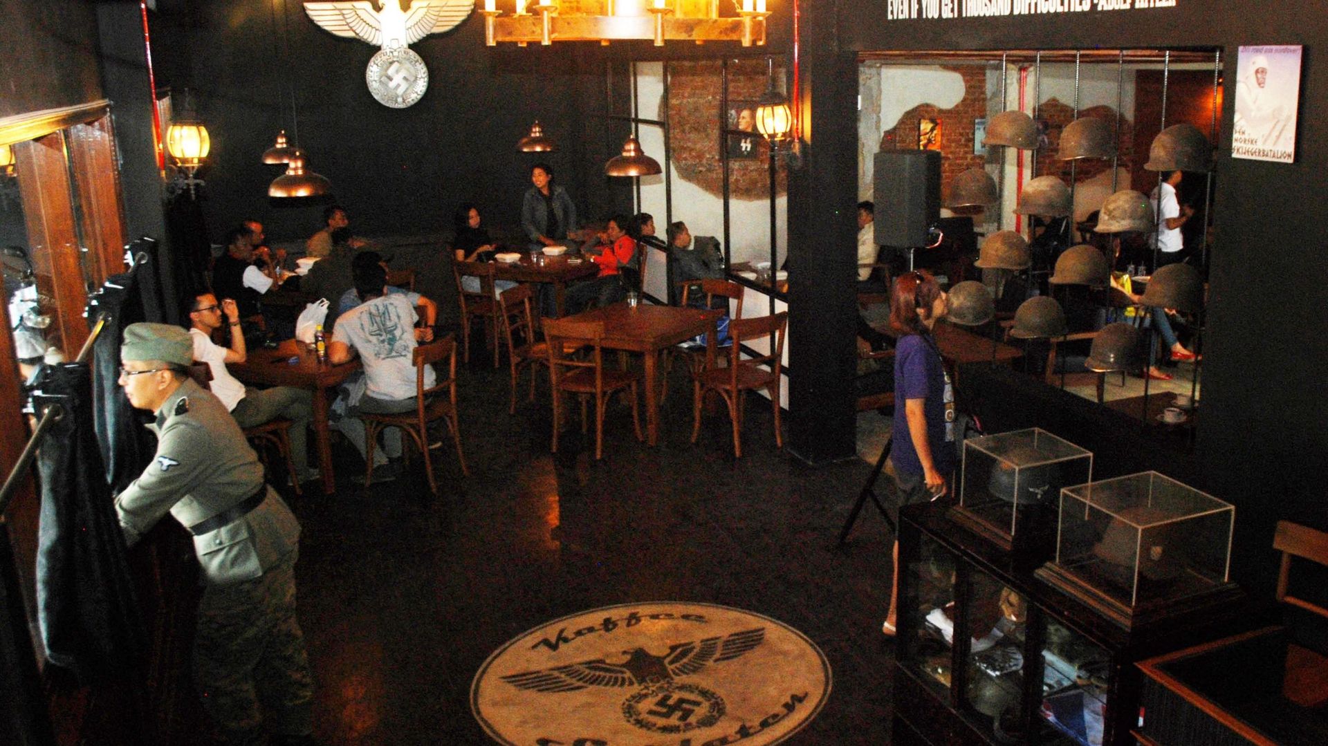 En Indonésie, le 'café nazi' rouvre un an après une vive controverse ...