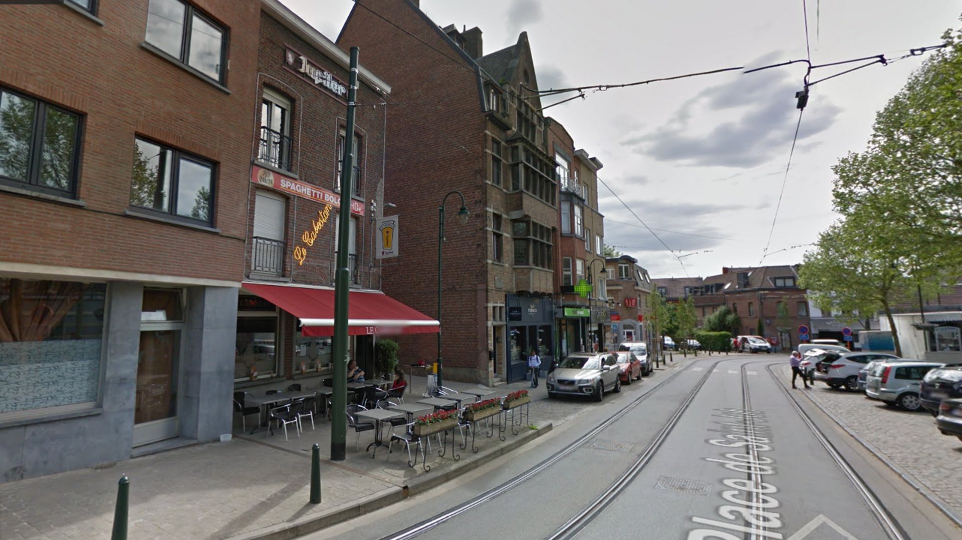 Un accident de bus fait un blessé place Saint-Job à Uccle - RTBF Actus