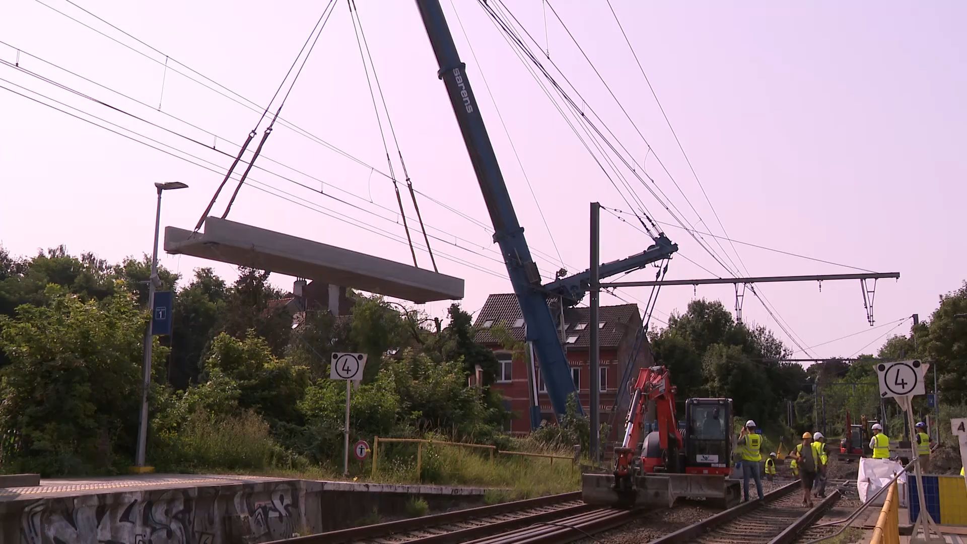 Forest : un nouveau pont ferroviaire a été posé ce lundi - RTBF Actus