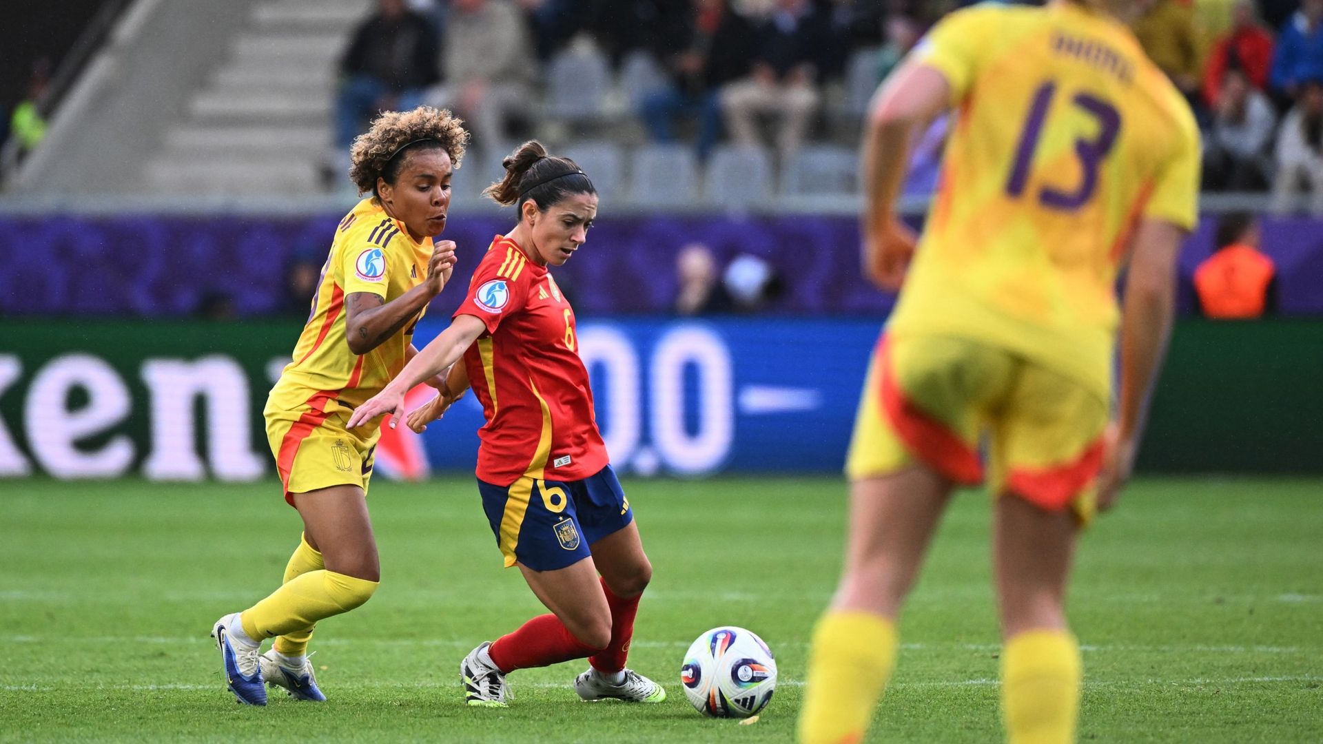 Red Flames : Tessa Wullaert inscrit un lob fantastique et continue à ...