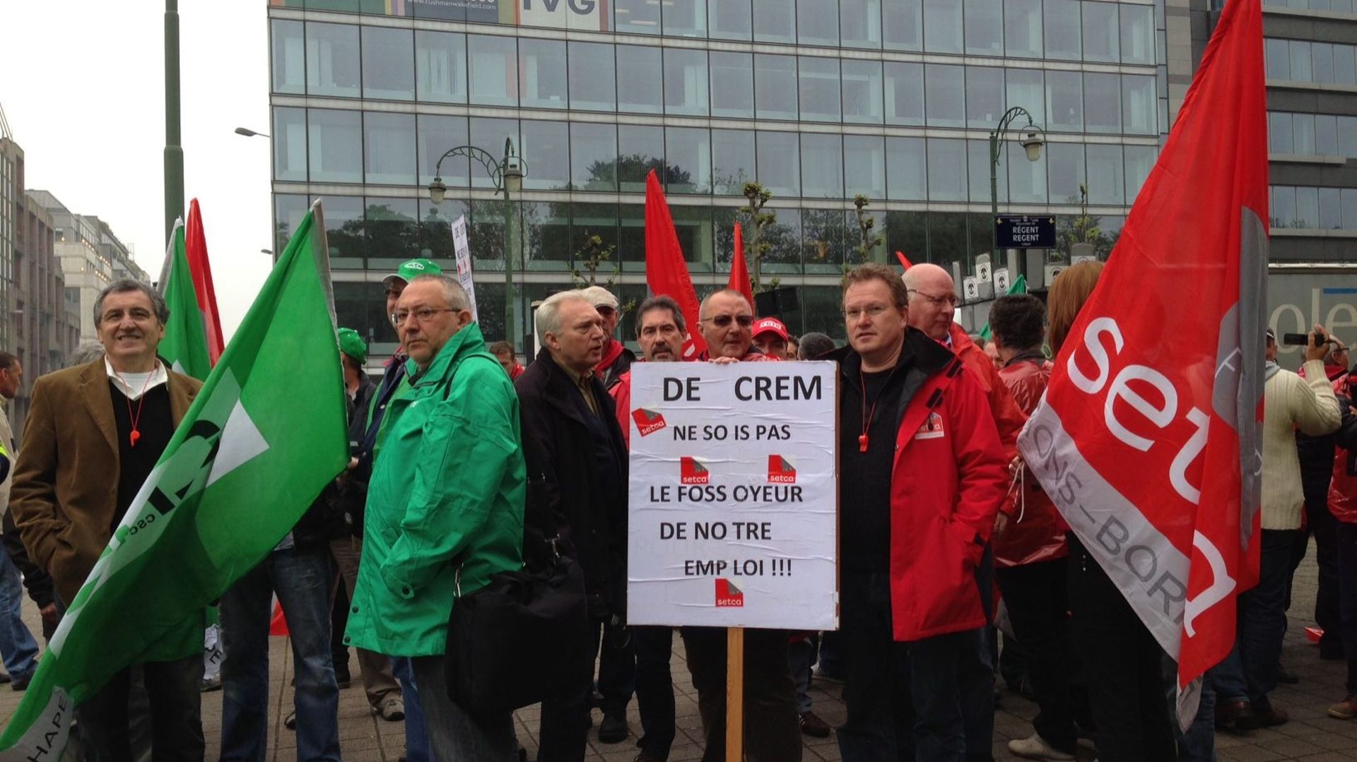 Le personnel civil du SHAPE manifeste, inquiet pour son sort - RTBF Actus