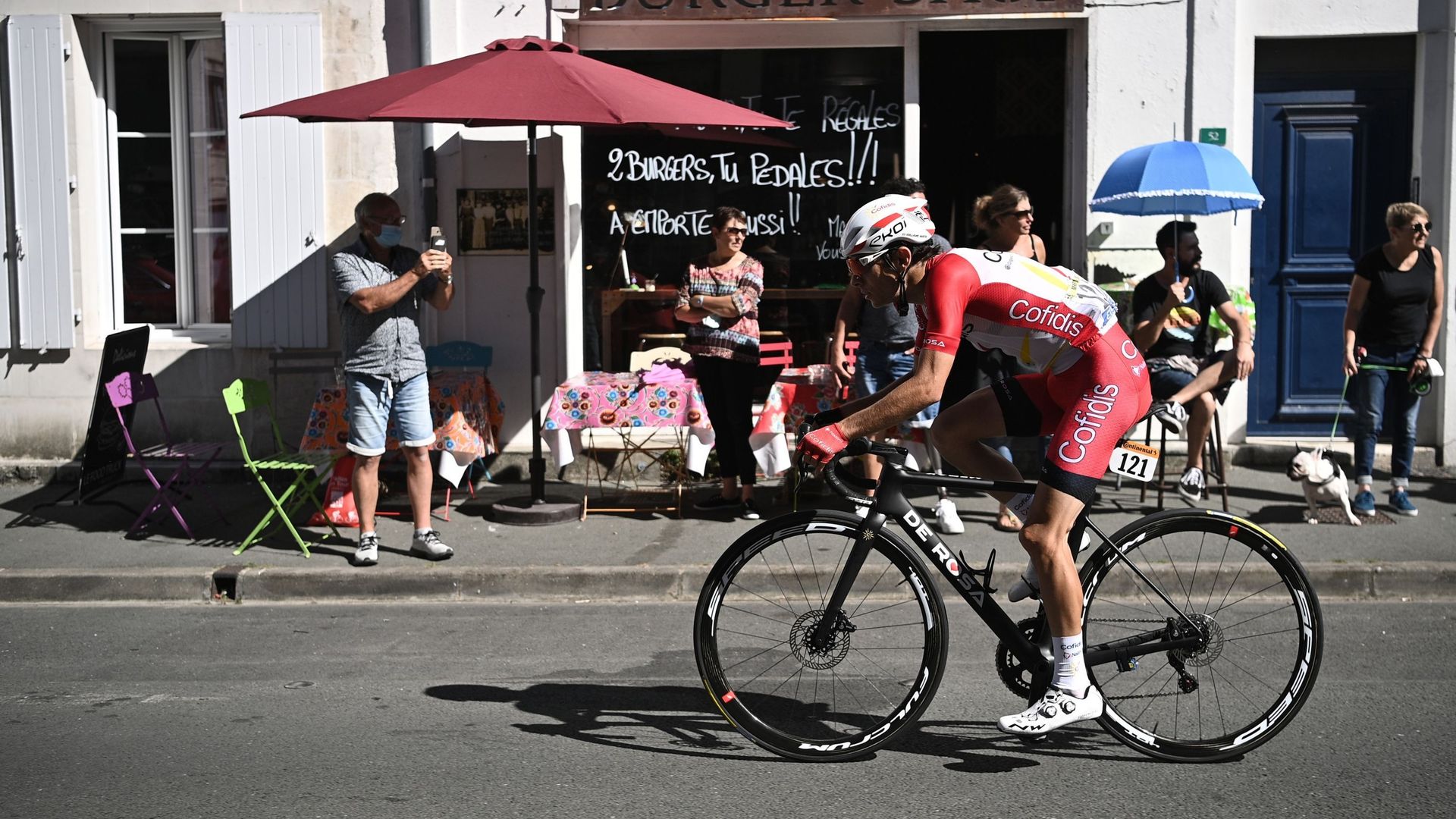 Tour de France : Guillaume Martin, 'touché au dos', a dû 'se tasser des ...