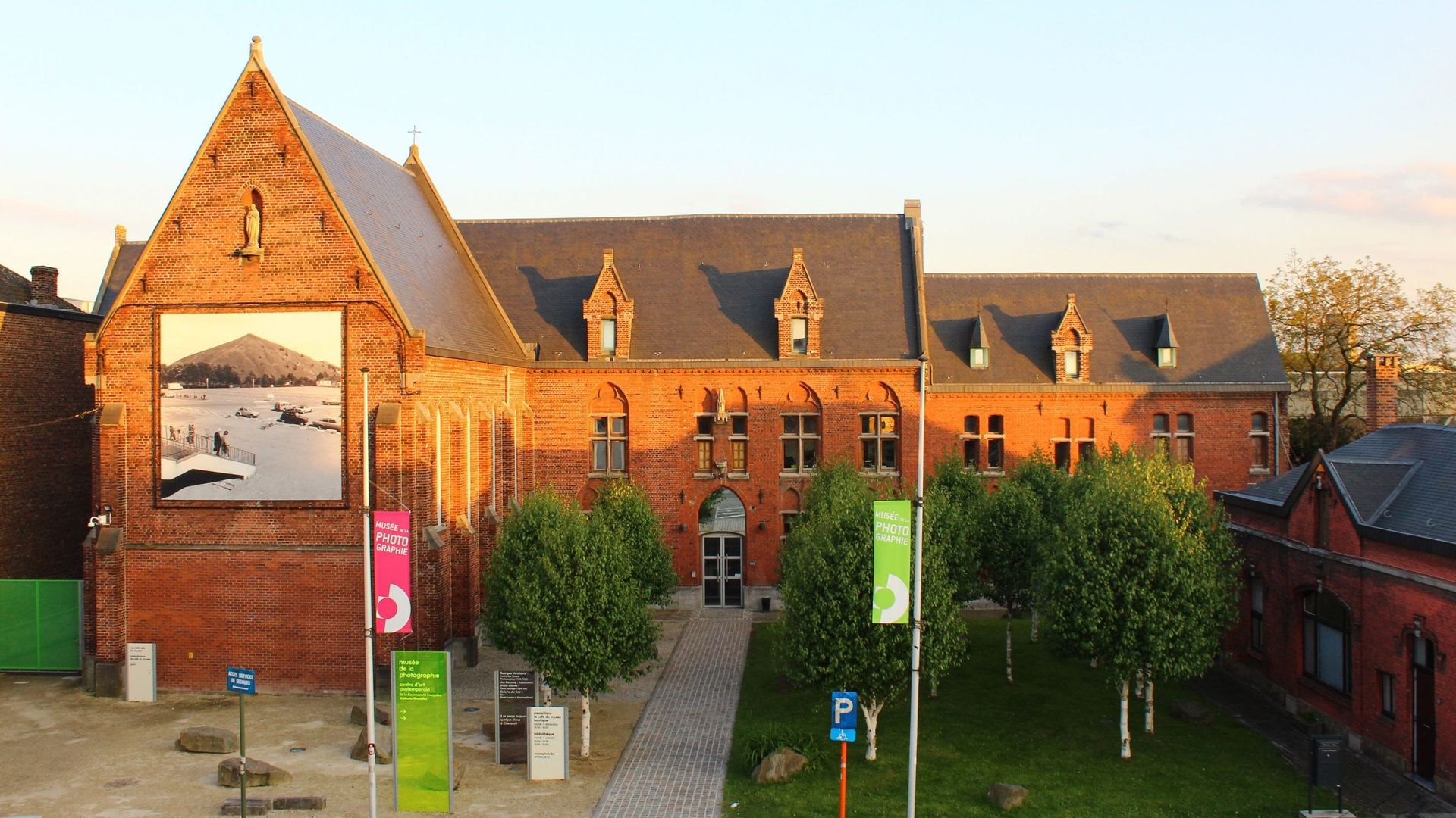 Décrocher la lune, au Musée de la Photographie - RTBF Actus