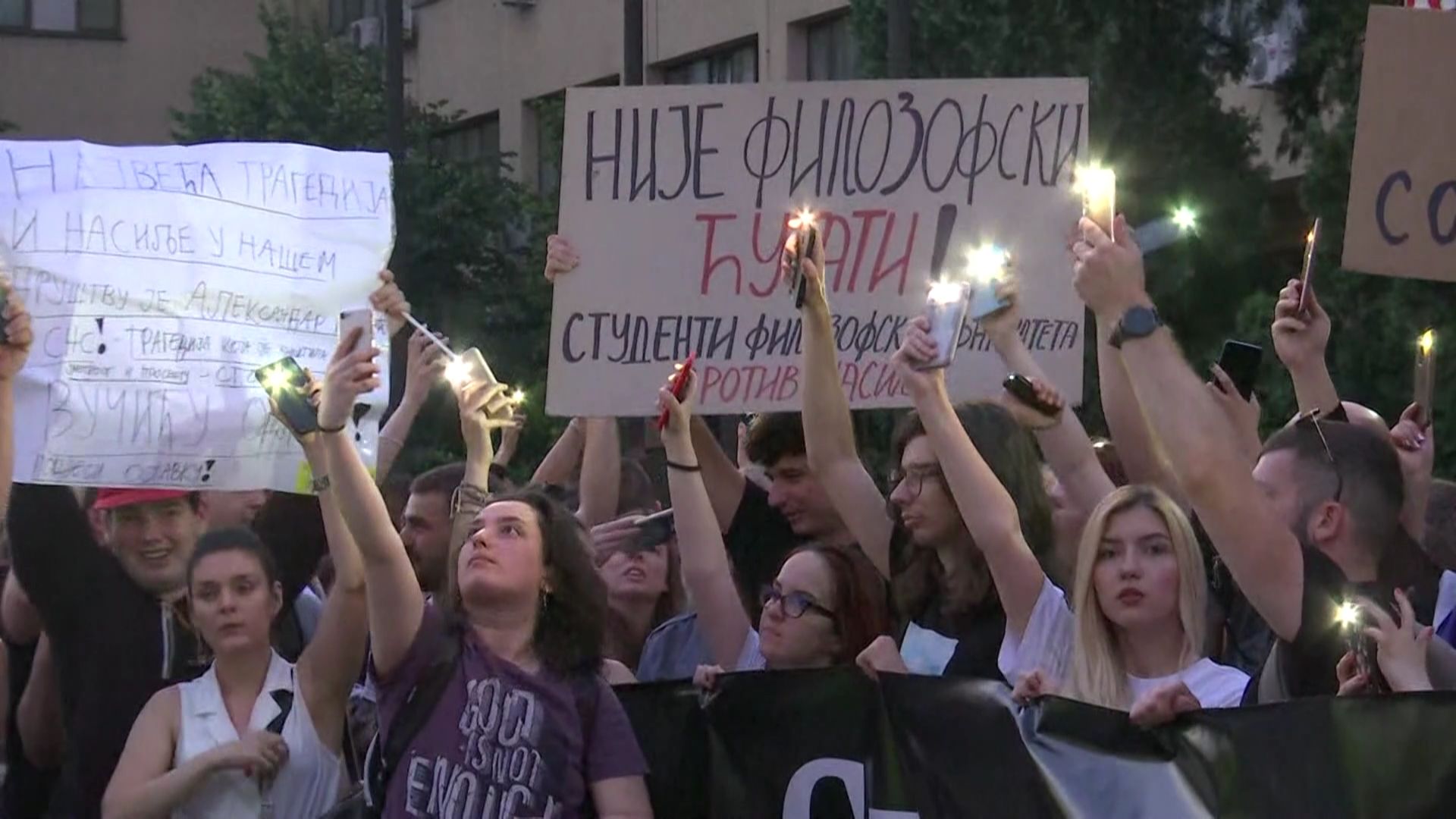 Des centaines de personnes manifestent contre les violences en Serbie - RTBF Actus