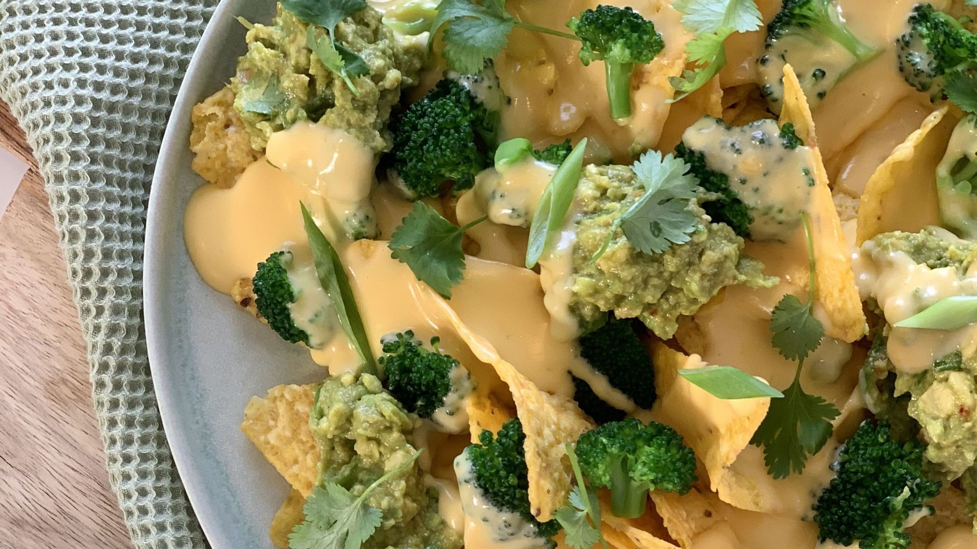 Nachos aux brocolis et sauce cheddar - RTBF Actus