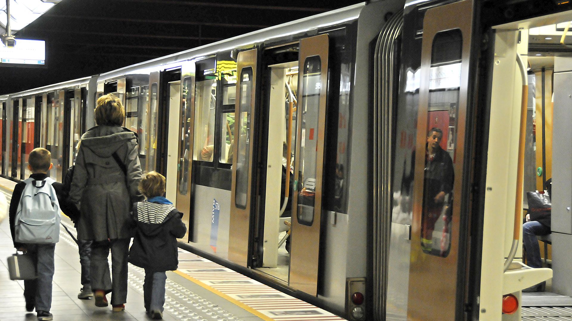 Les agents de la STIB pourront demander la carte d'identité - RTBF Actus