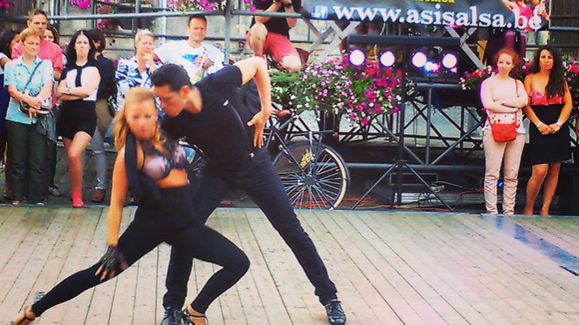 Mons: une Grand-Place exotique avec le Summer Dance Festival - RTBF Actus