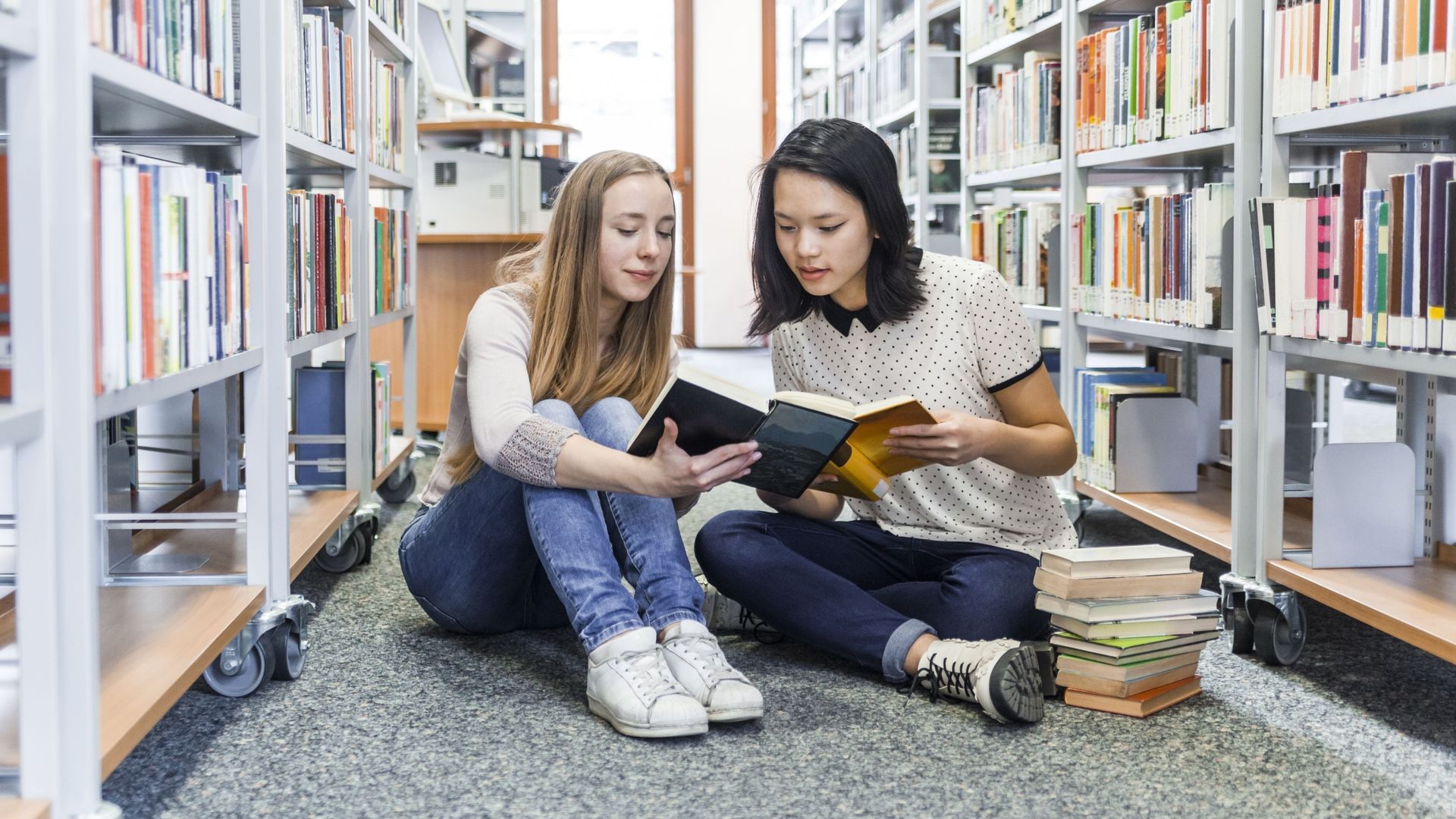 Les jeunes lisent moins, et moins longtemps, comment inverser la tendance ? - RTBF Actus