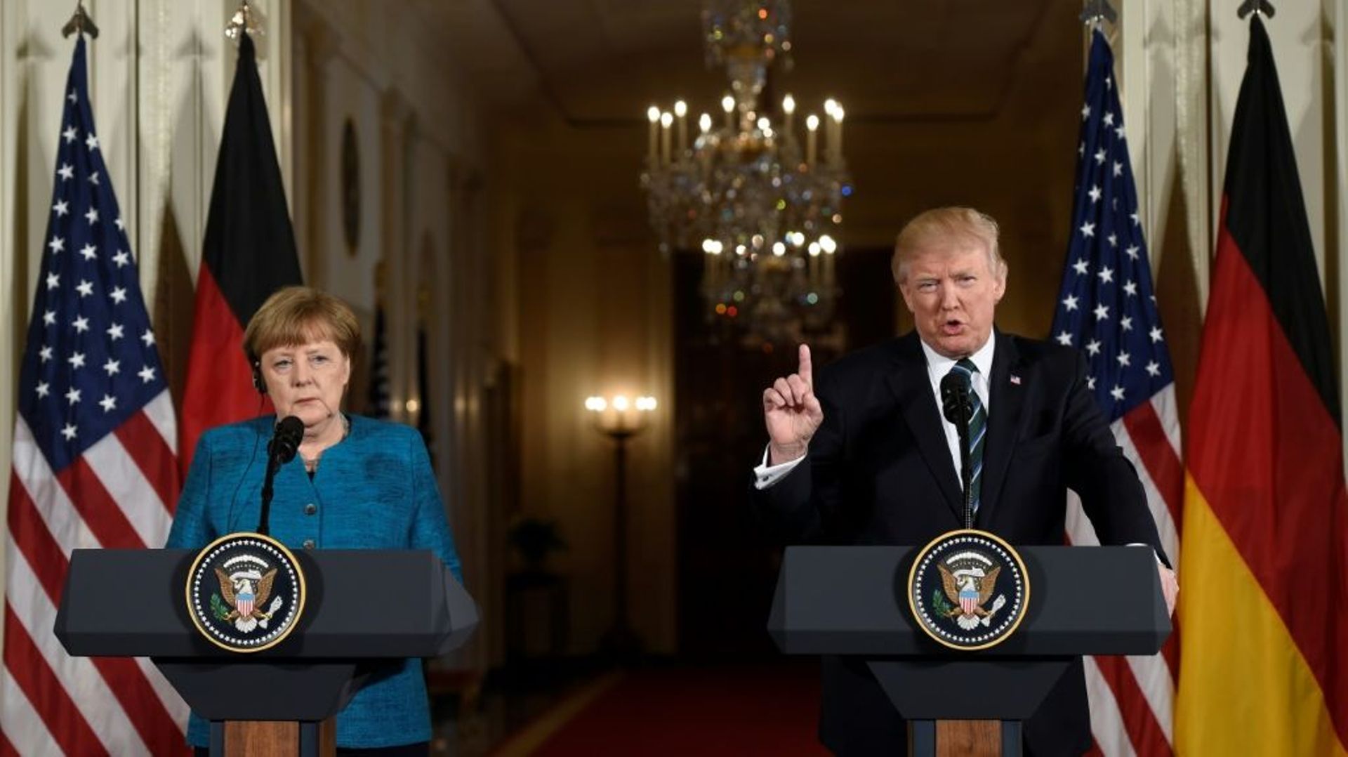 Donald Trump snobe une poignée de main avec Angela Merkel (vidéo ...