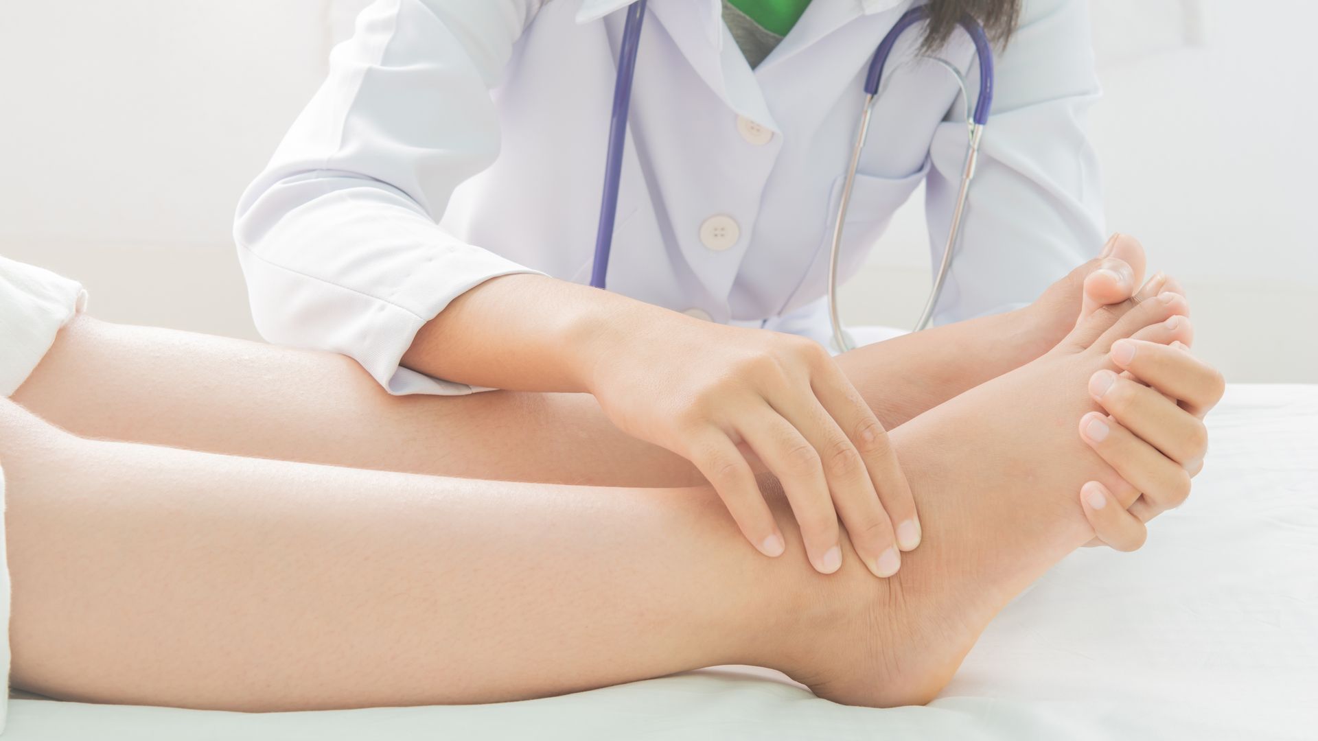 Mes jambes gonflent avec la chaleur : c’est grave docteur ? - RTBF Actus