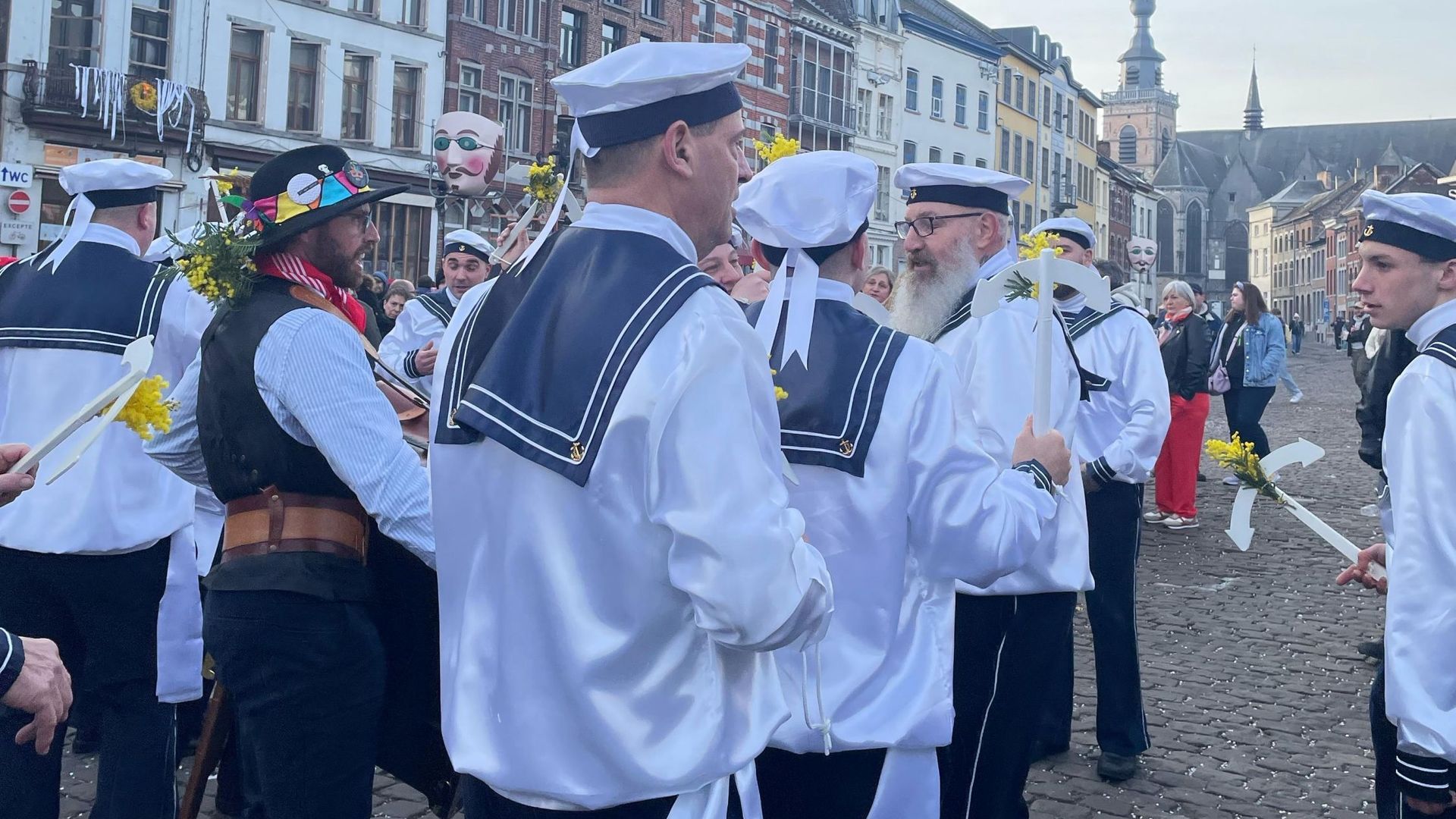 Carnaval de Binche : les Gilles ont sorti leurs chapeaux de plumes sous ...