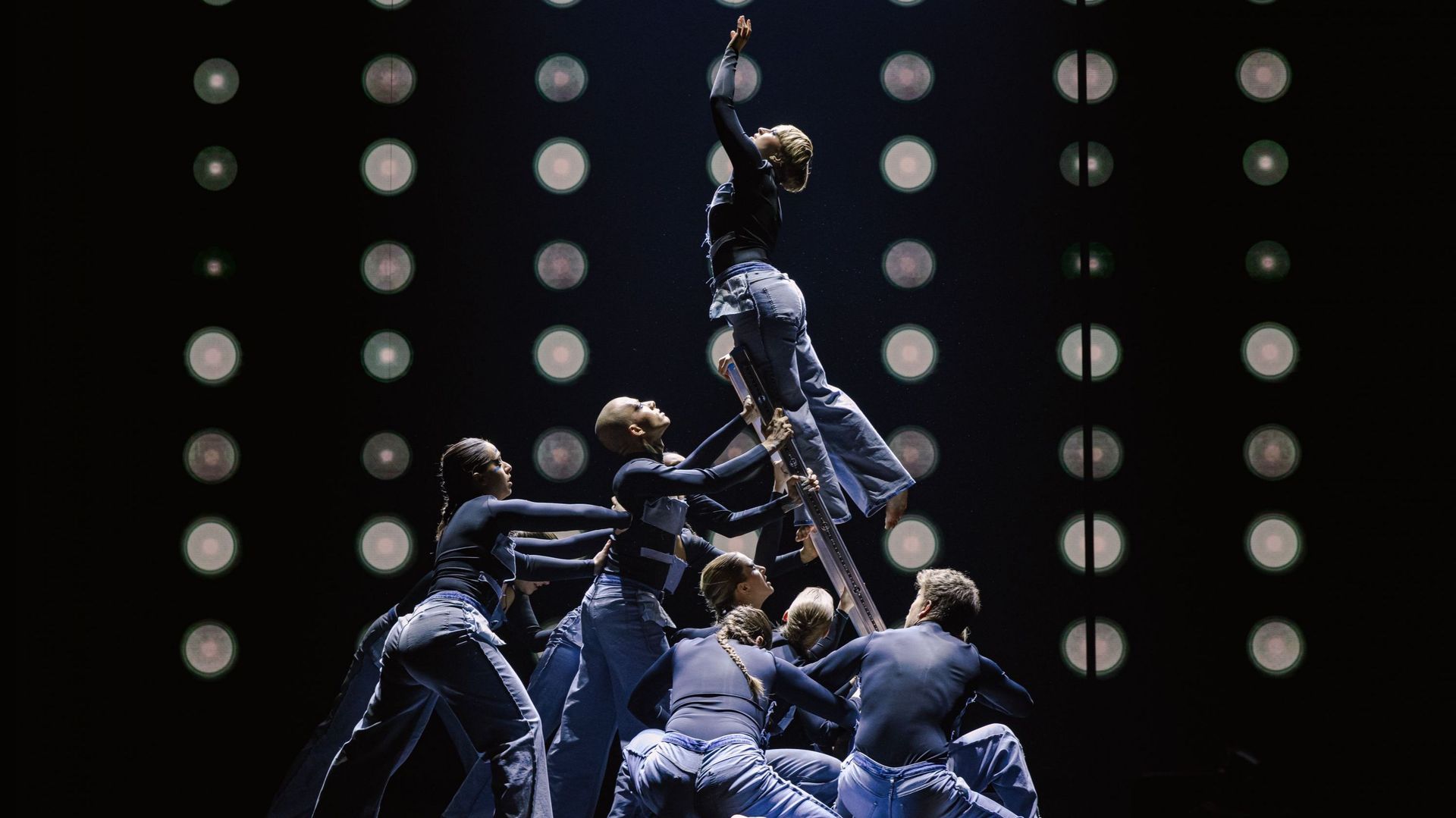 The Dancer : Tim rend un hommage poignant à sa maman avec une ...